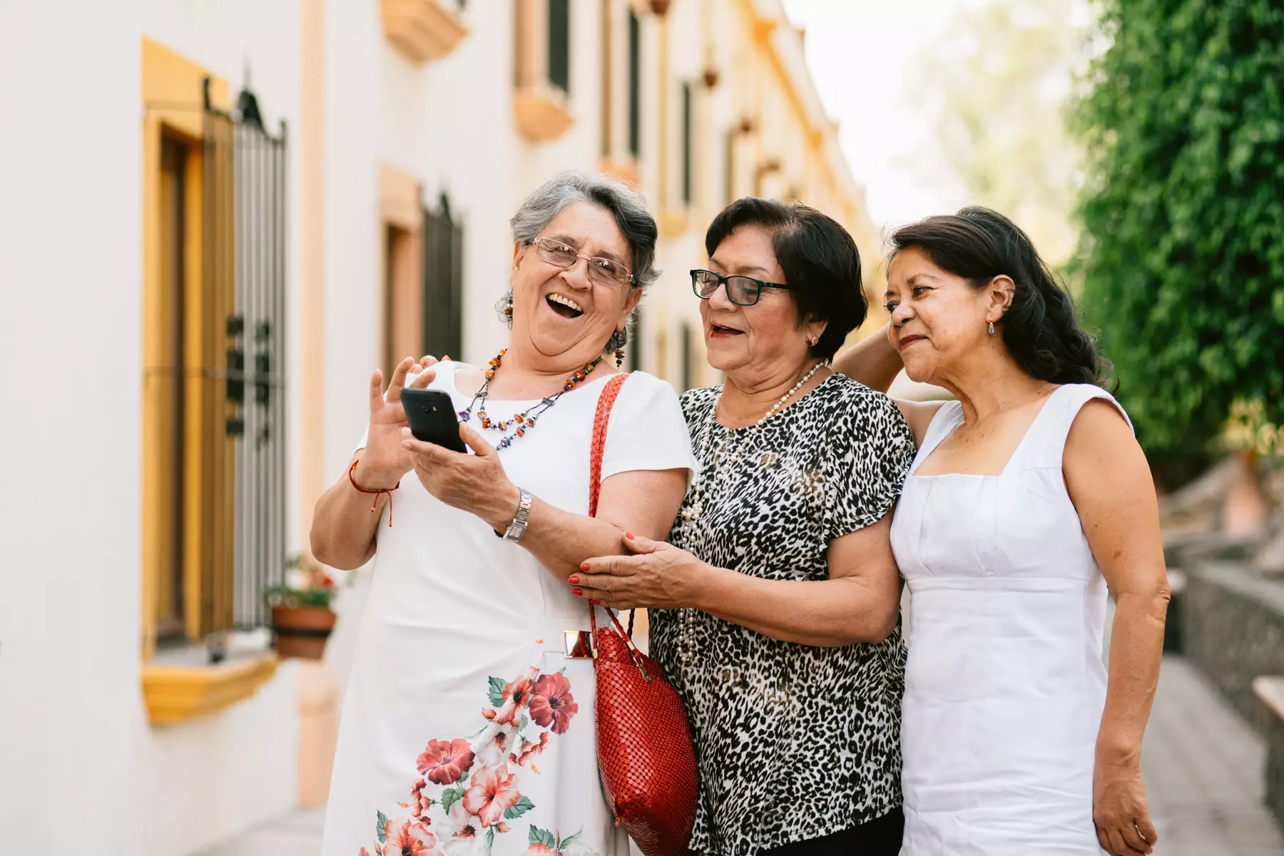 Amis seniors voyageant au Mexique