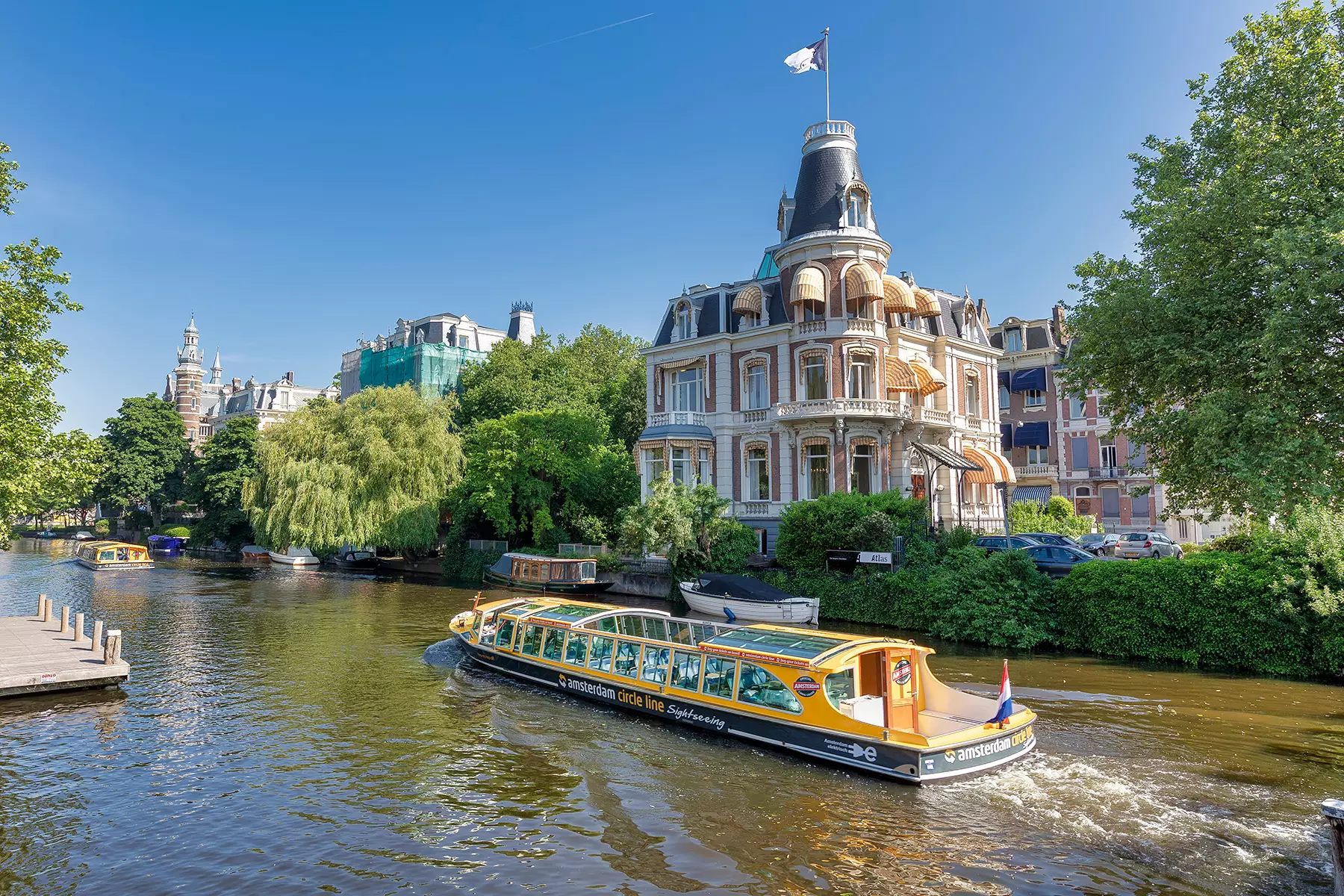 Sightseeing dgħajjes kruċieri fuq Singelgracht Canal fuq f'Amsterdam