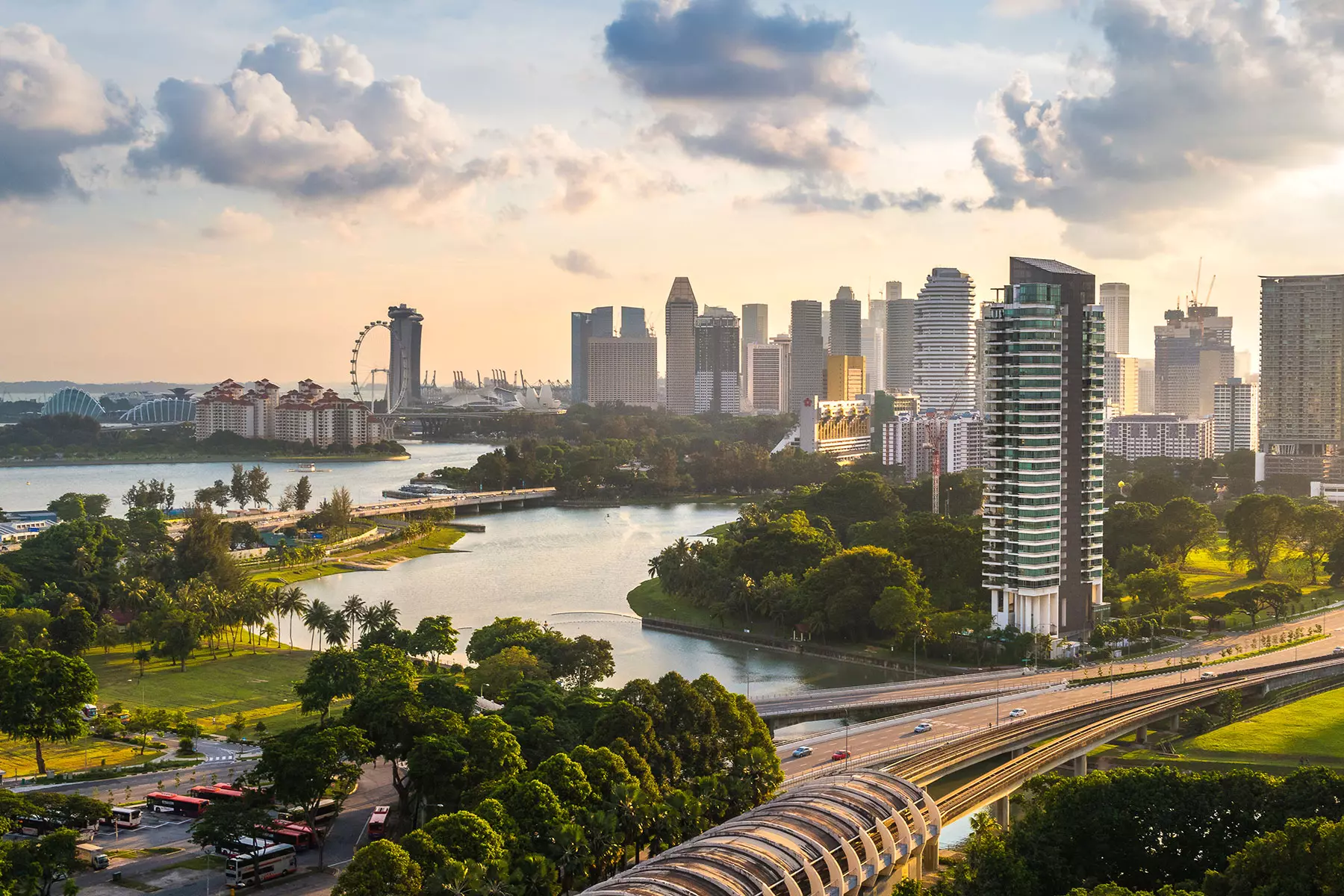 Usa ka taas nga punto sa pagtan-aw sa mga building sa Singapore sa sentro sa downtown district skyline, Singapore flyer ug express highway