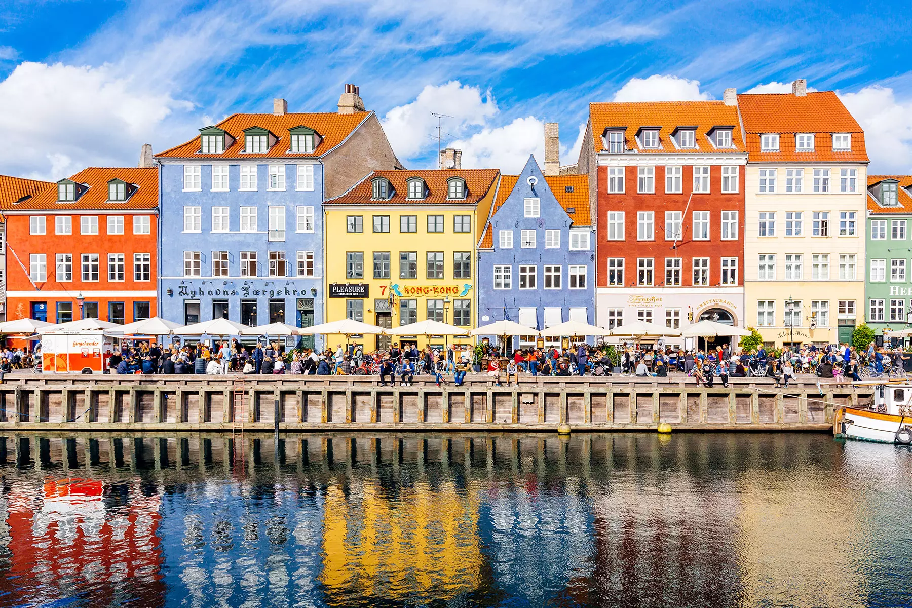 Case multicolore de-a lungul canalului din portul Nyhavn, Copenhaga, Danemarca