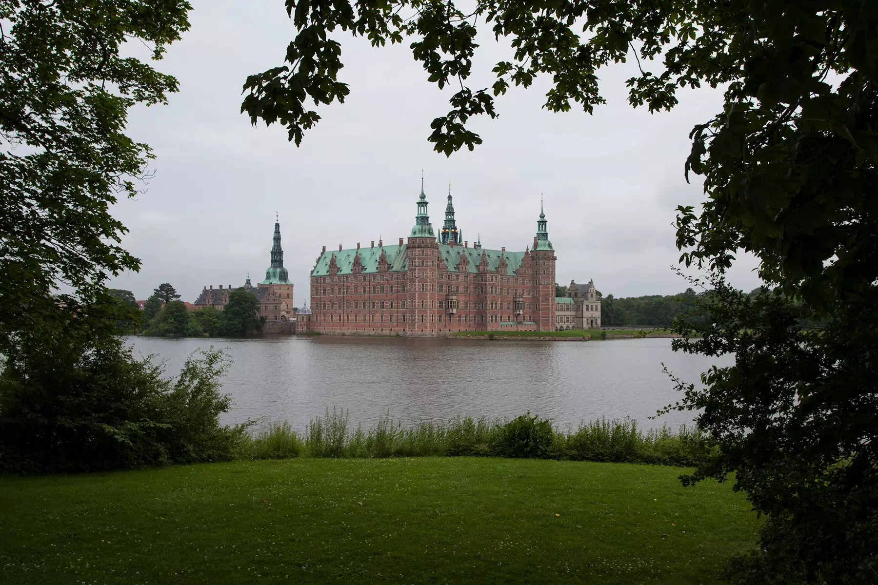 Pamje e përgjithshme e Kështjellës Frederiksborg e njohur si Frederiksborg Slot