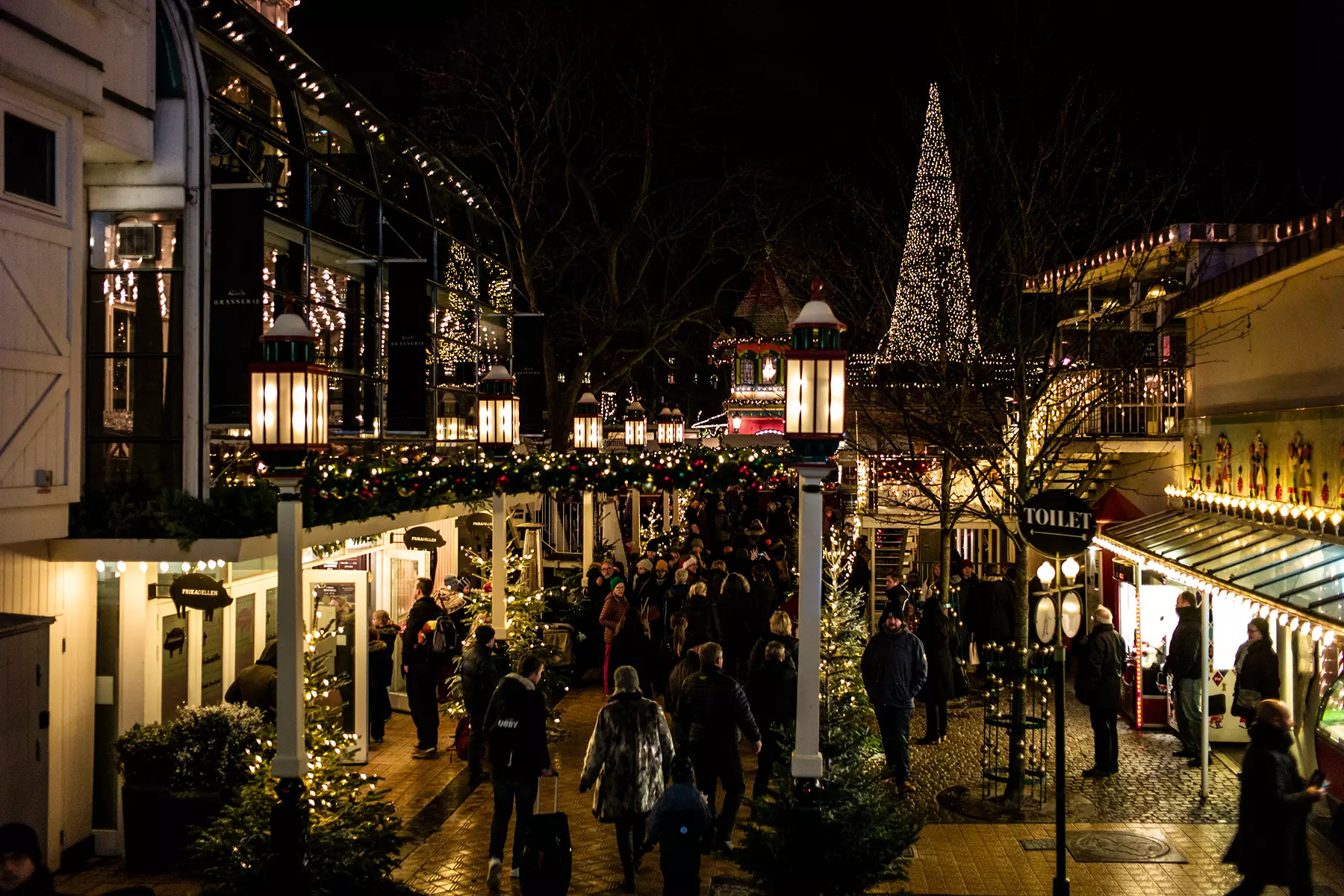 O vedere a Pieței de Crăciun din Grădinile Tivoli, din Copenhaga, Danemarca