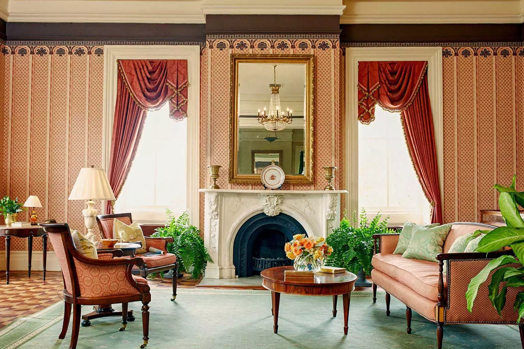 Prostor za sjedenje u John Rutledge House Inn, proglašen za jedan od najboljih gradskih hotela u Sjedinjenim Državama