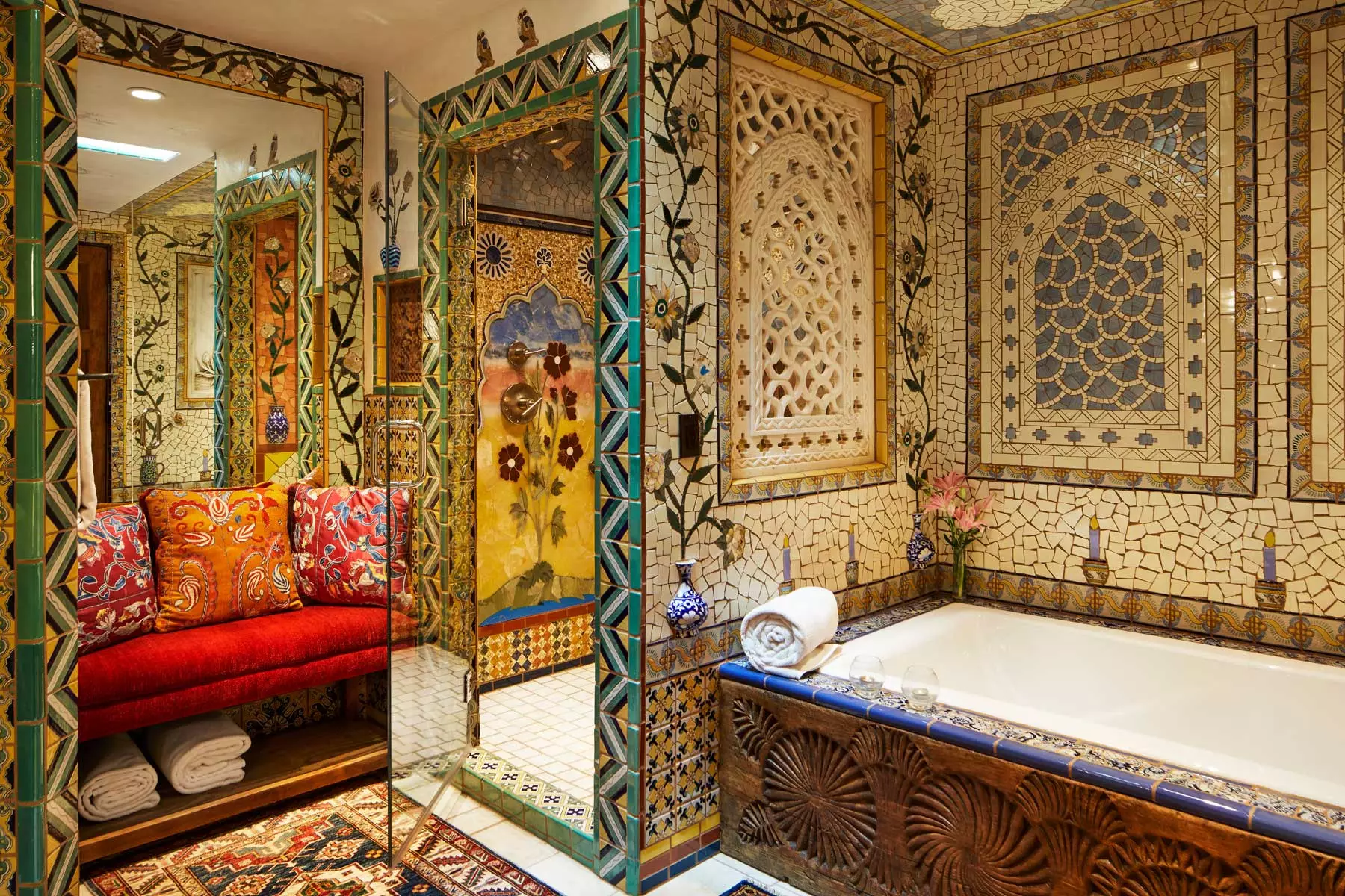 Bilik mandi berjubin berwarna-warni di Inn of the Five Graces, mengundi sebagai salah satu hotel bandar terbaik di Amerika Syarikat