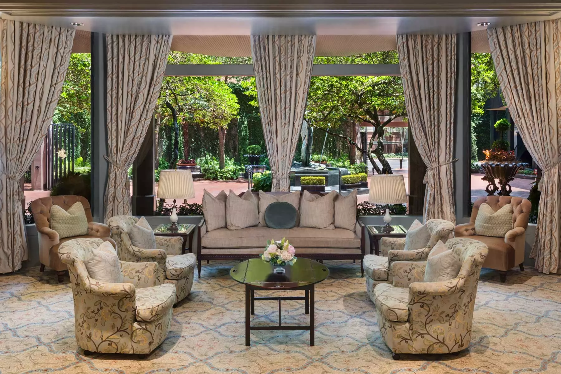 Una sala de estar en el Windsor Court Hotel, votado como uno de los mejores hoteles urbanos de los Estados Unidos.