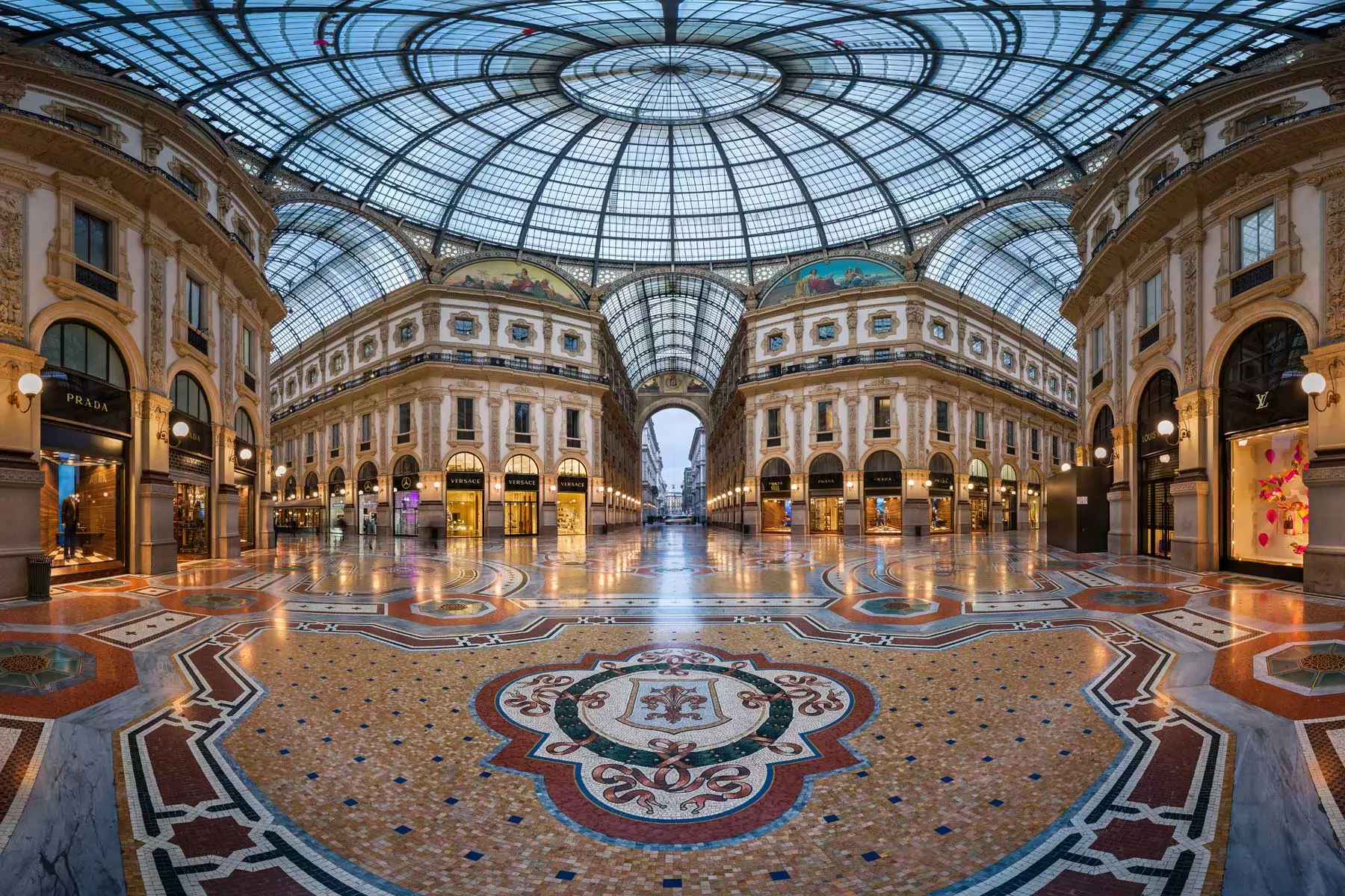 Moseiki akọmalu olokiki ni Galleria Vittorio Emanuele II ni Milan