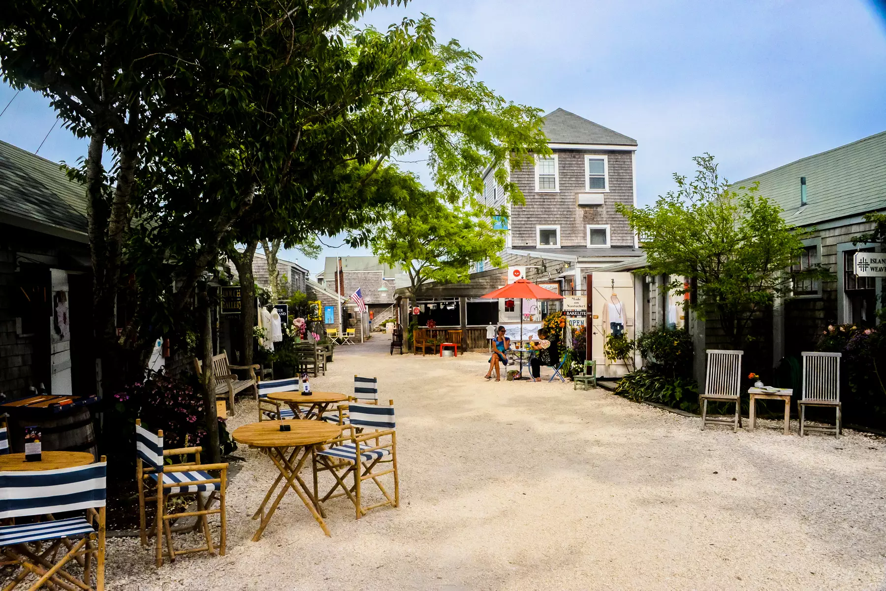 Radharc ar shráideanna agus boulevards in Oileán Nantucket amach ó chósta Massachusetts, ceann de na cinn scríbe turasóireachta is mó i Sasana Nua