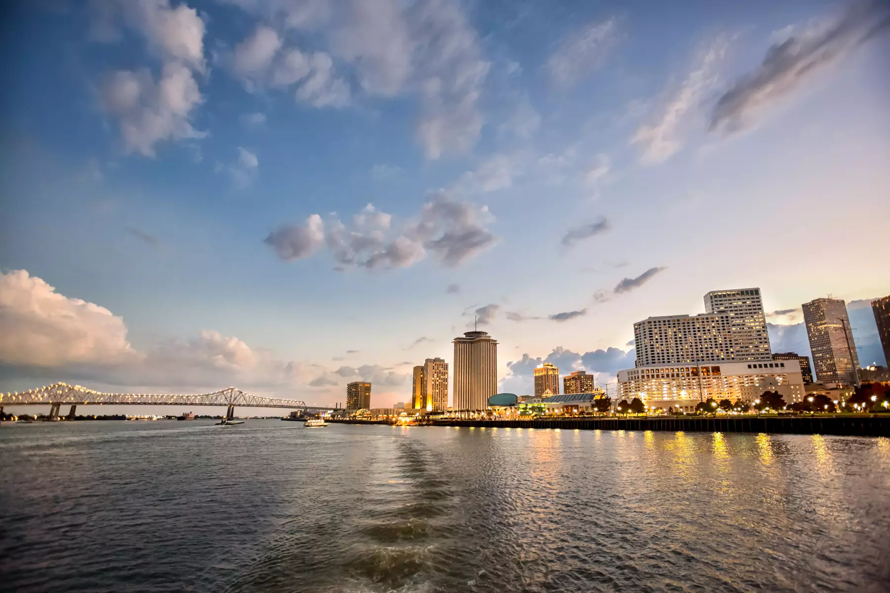 Íomhá tráthnóna de spéirlíne New Orleans ó Delta an Abhainn Mississipi