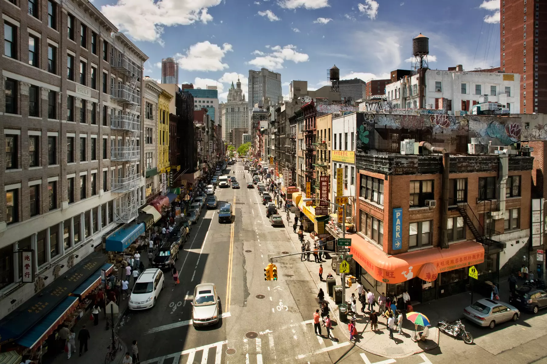 Radharc súl Éan ar chrosbhóthar i Chinatown, Cathair Nua-Eabhrac.