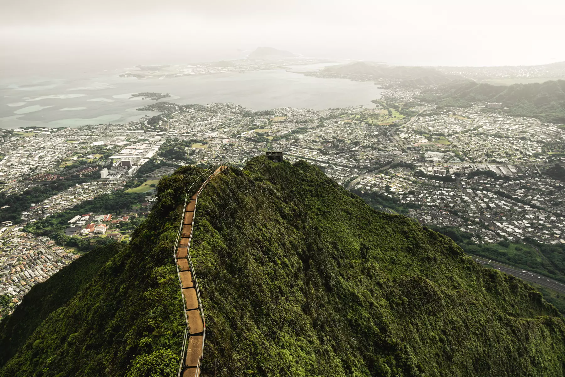 Radharc giúmarach drámatúil ar an hike Stairway to Heaven (Haiku Stairs).