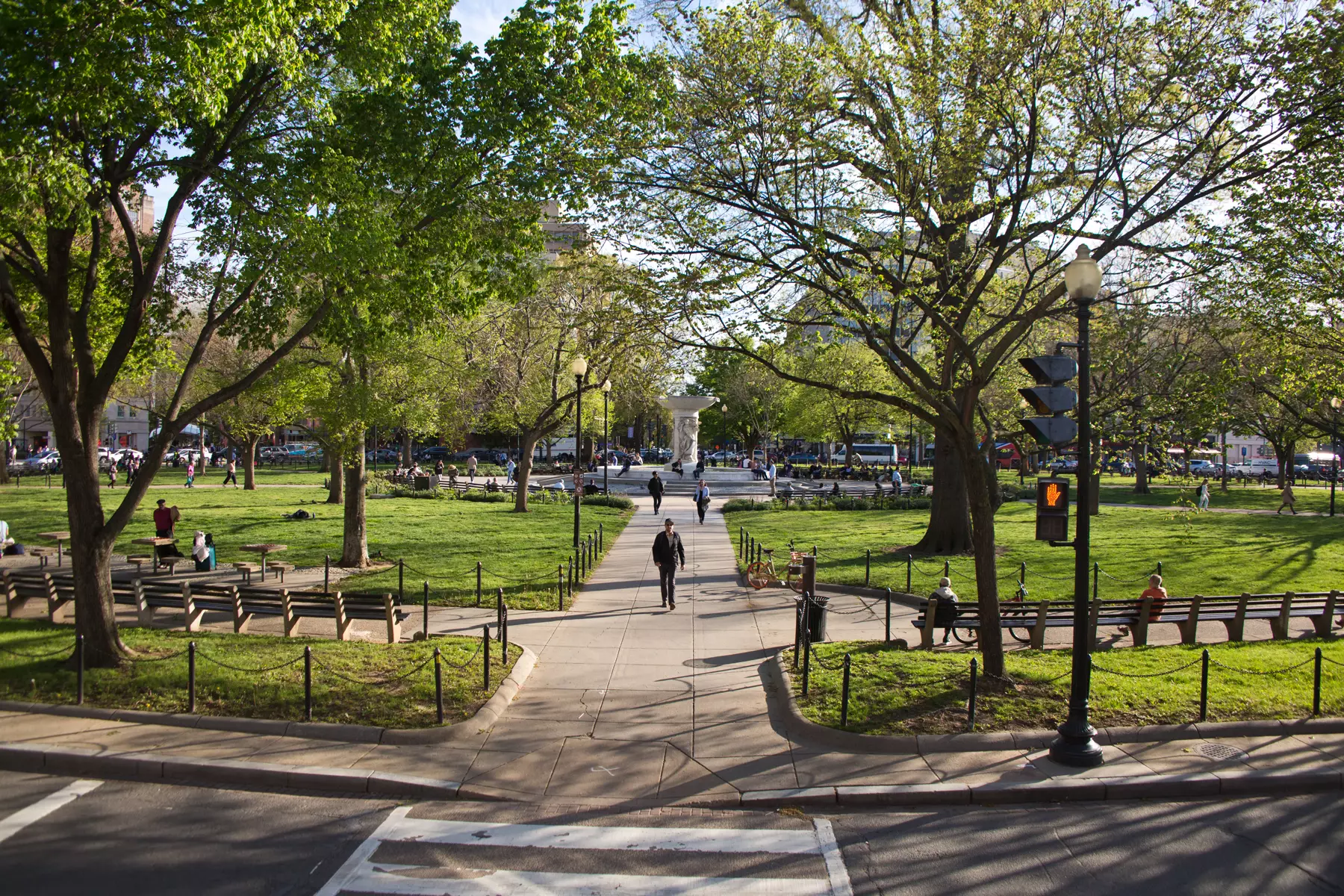 Dupont Circle, comharsanacht chónaithe uirbeach a bhfuil tóir uirthi i gCeantar Washington DC. Páirc cathrach i lár na cathrach.