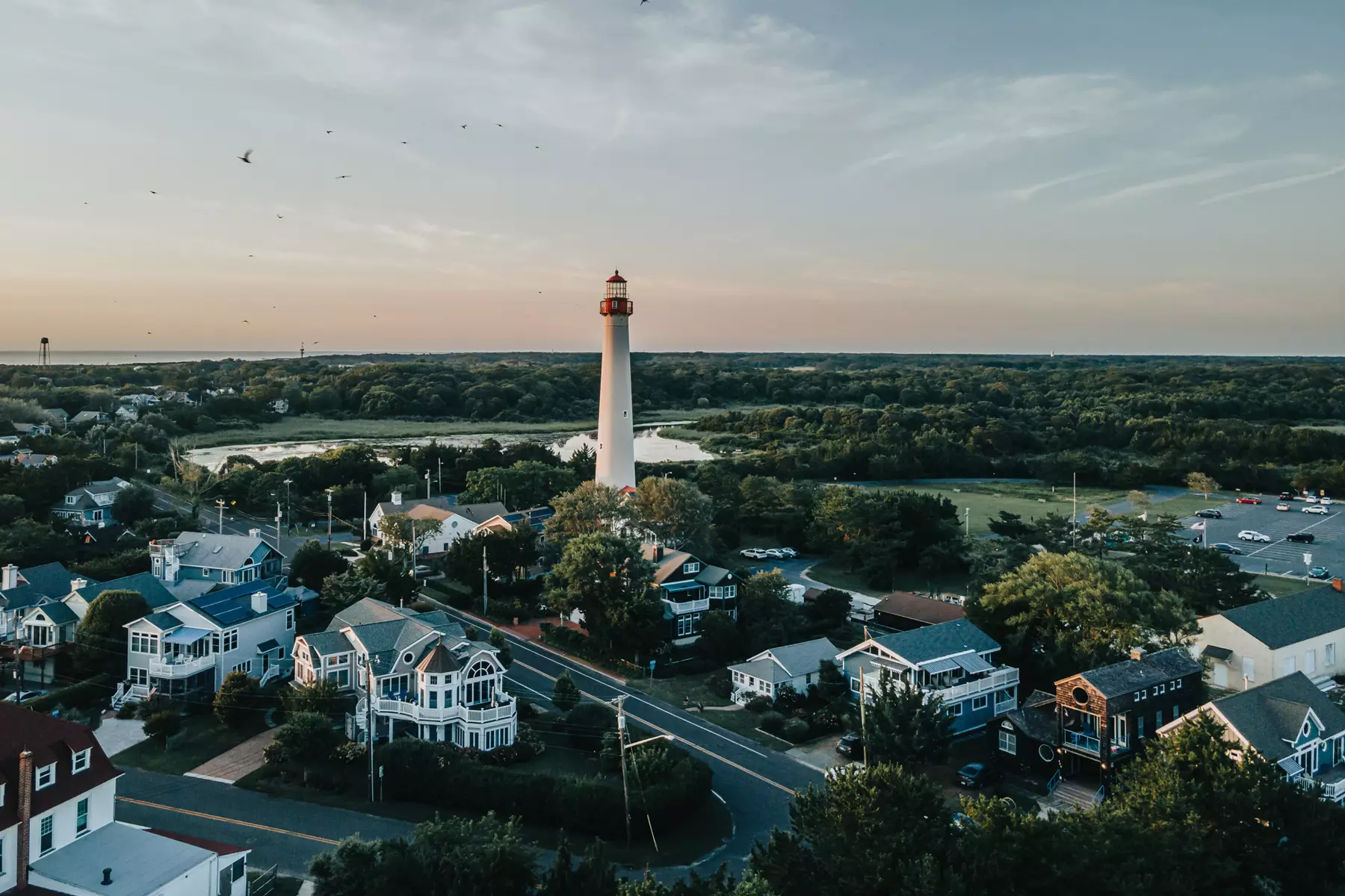 Radharc Arduillinn Ar Theach Solais agus Foirgnimh in Aghaidh an Spéir. Teach Solais Cape May New Jersey