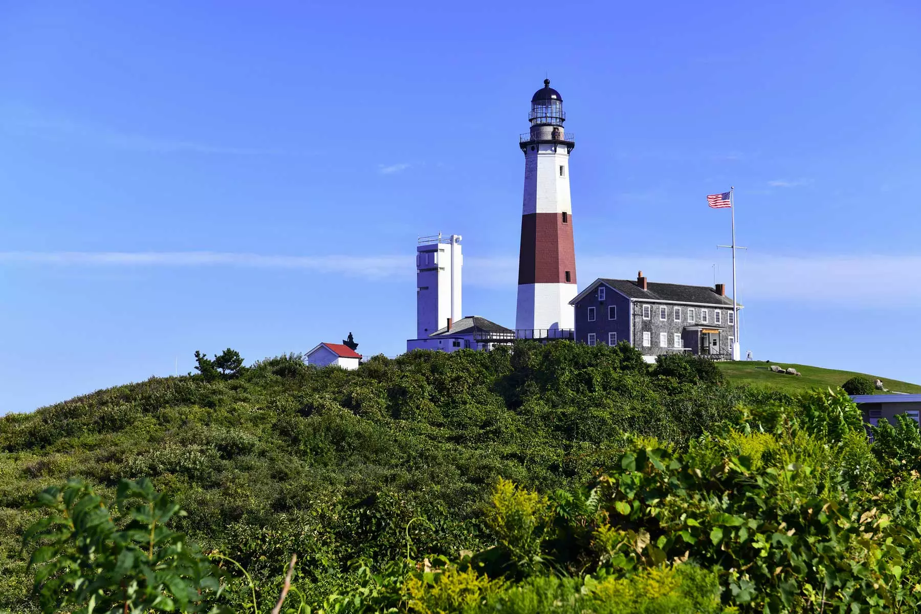 Scena przybrzeżna z latarnią morską Montauk na Oceanie Atlantyckim, Long Island, Nowy Jork