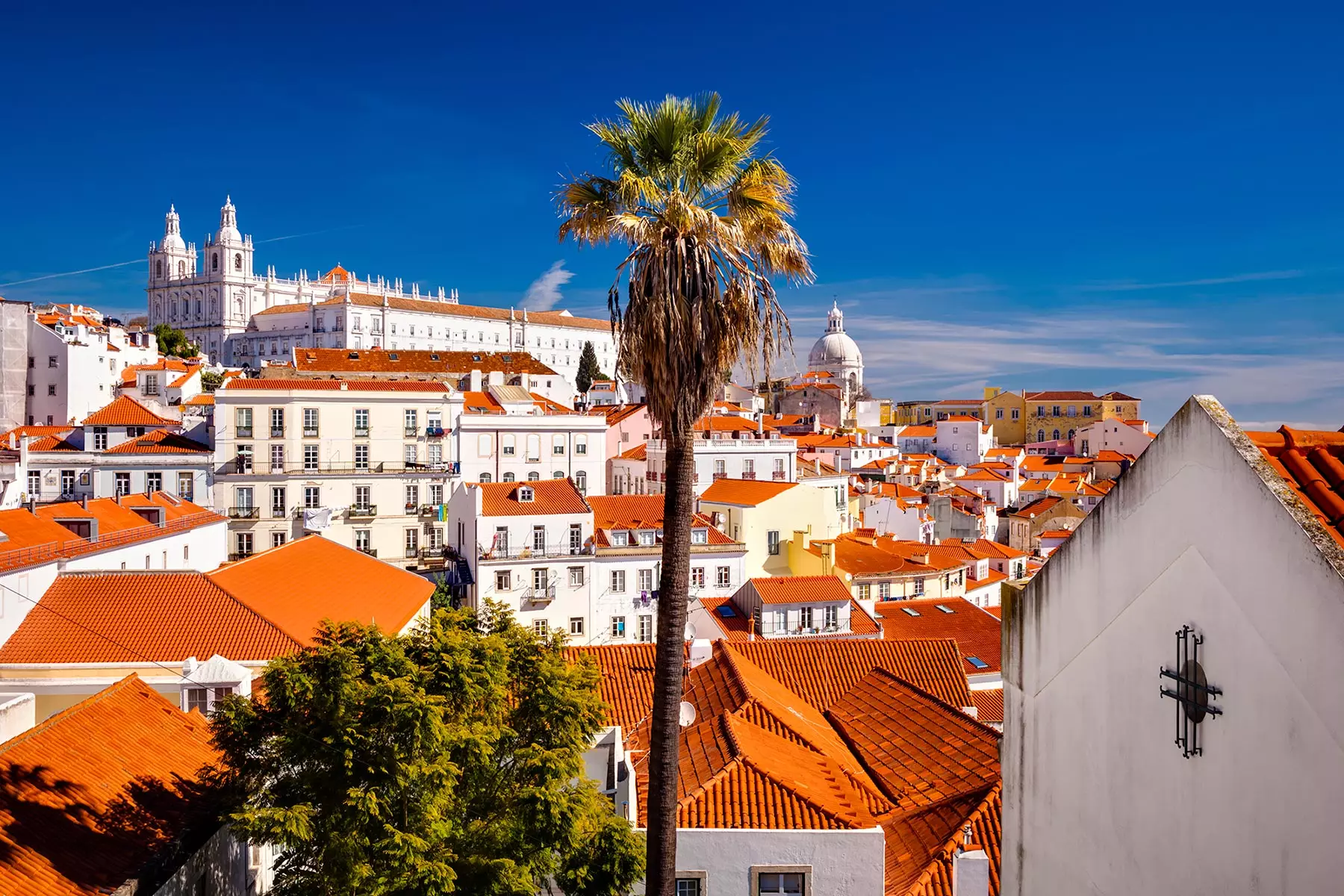 De wijk Alfama in Lissabon met de kerk van São Vicente de Fora