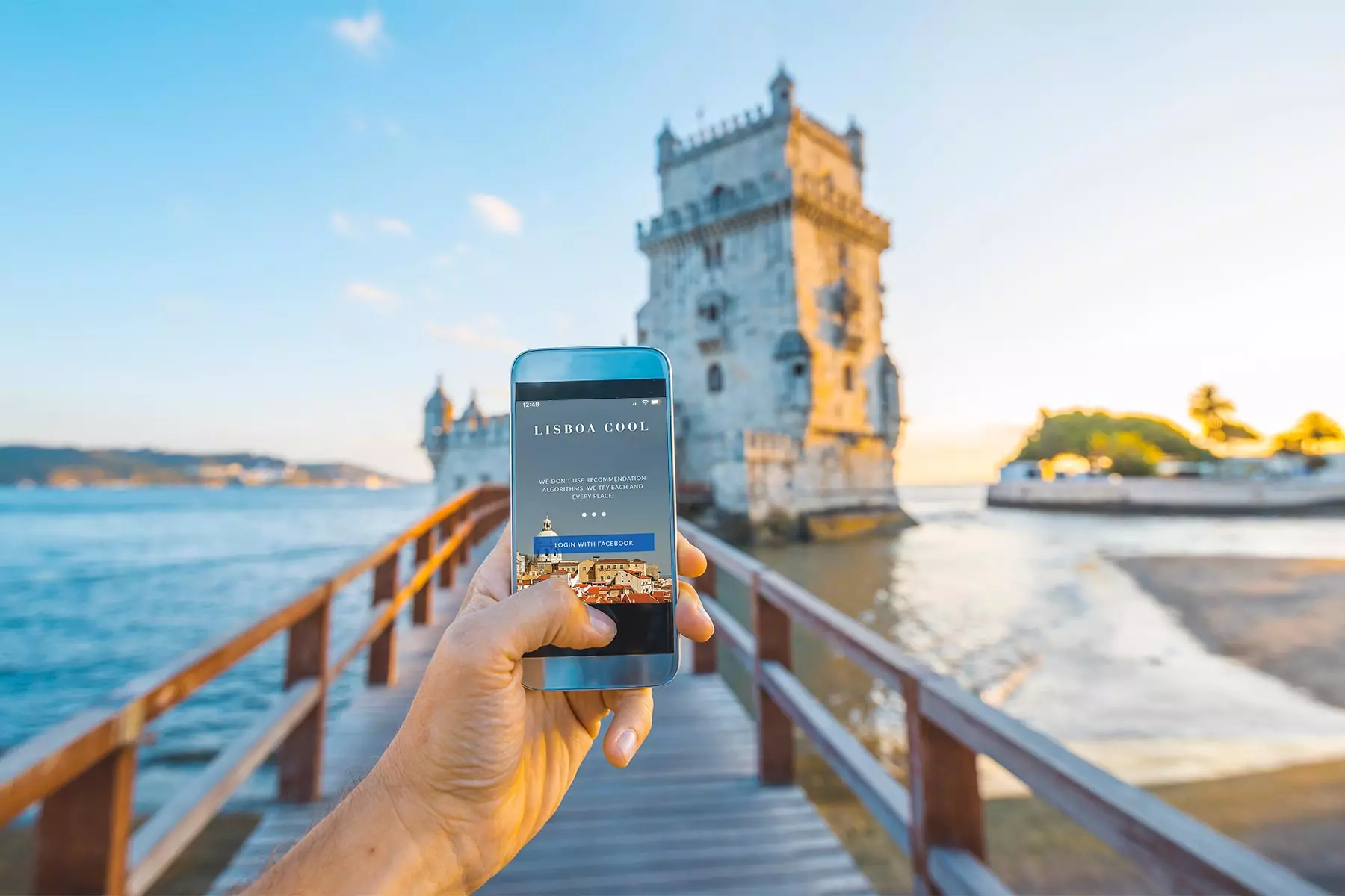 Lisboa Cool aplikacija na iPhone-u na tornju Belem u Lisabonu, Portugal