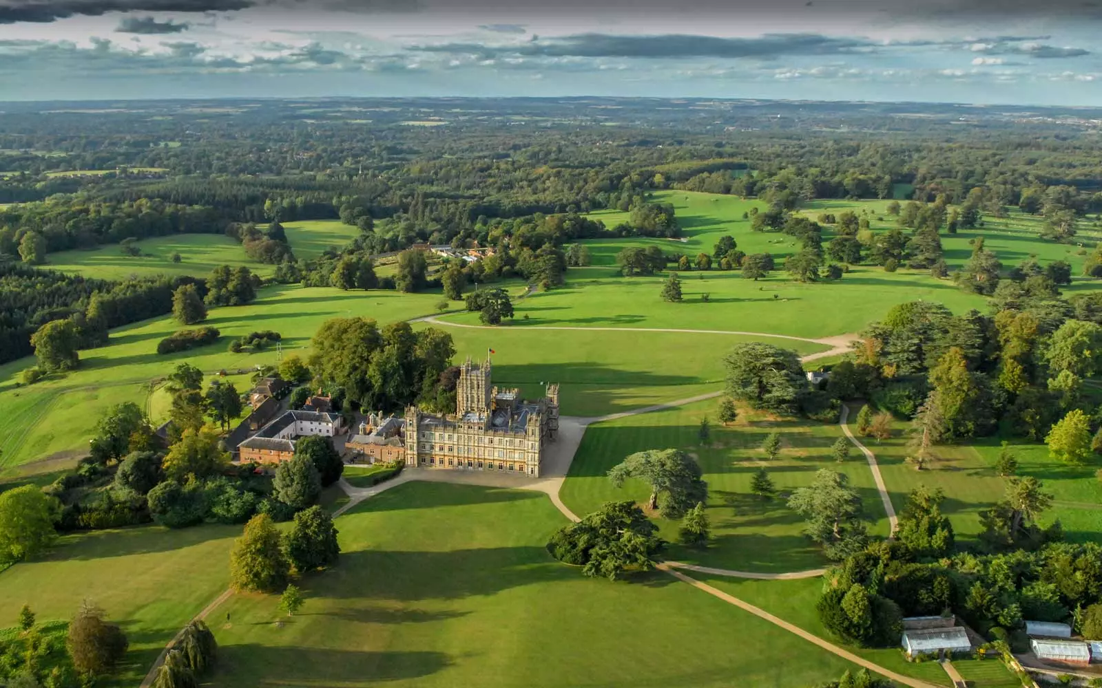 Fọto eriali ti Earl ti Carnarvon's Highclere Castle, Hampshire