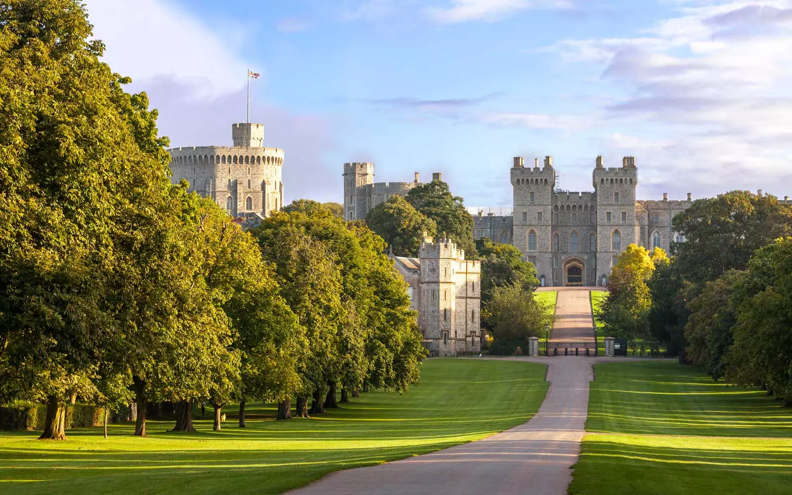 The Long Walk karo Windsor Castle ing latar mburi, Windsor, Berkshire, Inggris, Inggris, Eropah