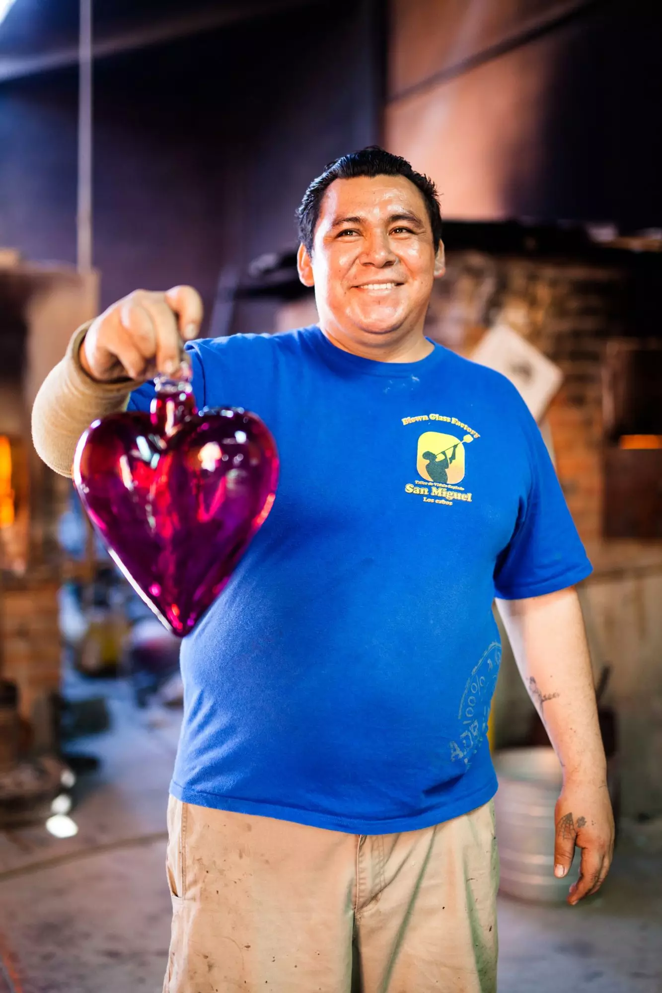 Umetnik Israel Bautista drži svoja slavna steklena srca
