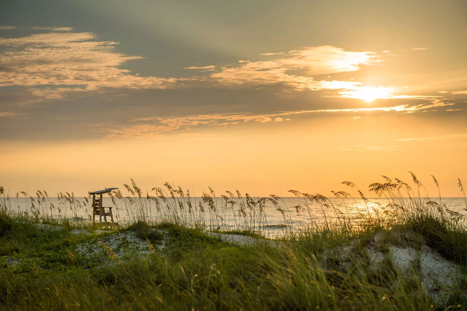 Ukukhanya kwasekuseni elunxwemeni lwaseCarolina Beach. Ifotwe kwiCarolina Beach Boardwalk kusasa. Ulwandle lwaseCarolina lubaleka ecaleni koMlambo woloyiko waseKapa. Jonga amalungelo okusebenzisa ngezantsi.