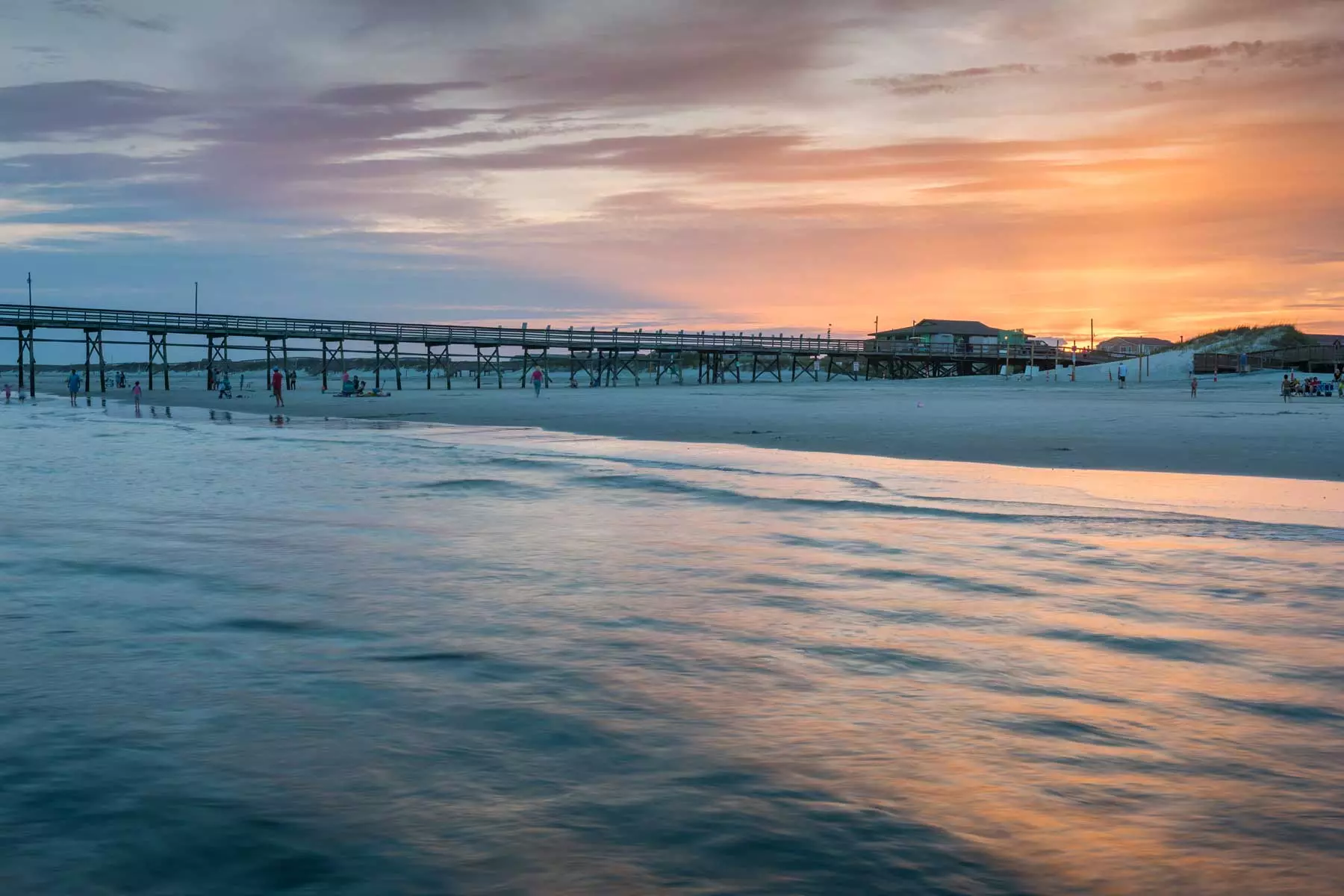 Brunswick Islands හි Sunset Beach හි ධීවර තොටුපළේ හිරු බැස යෑම.