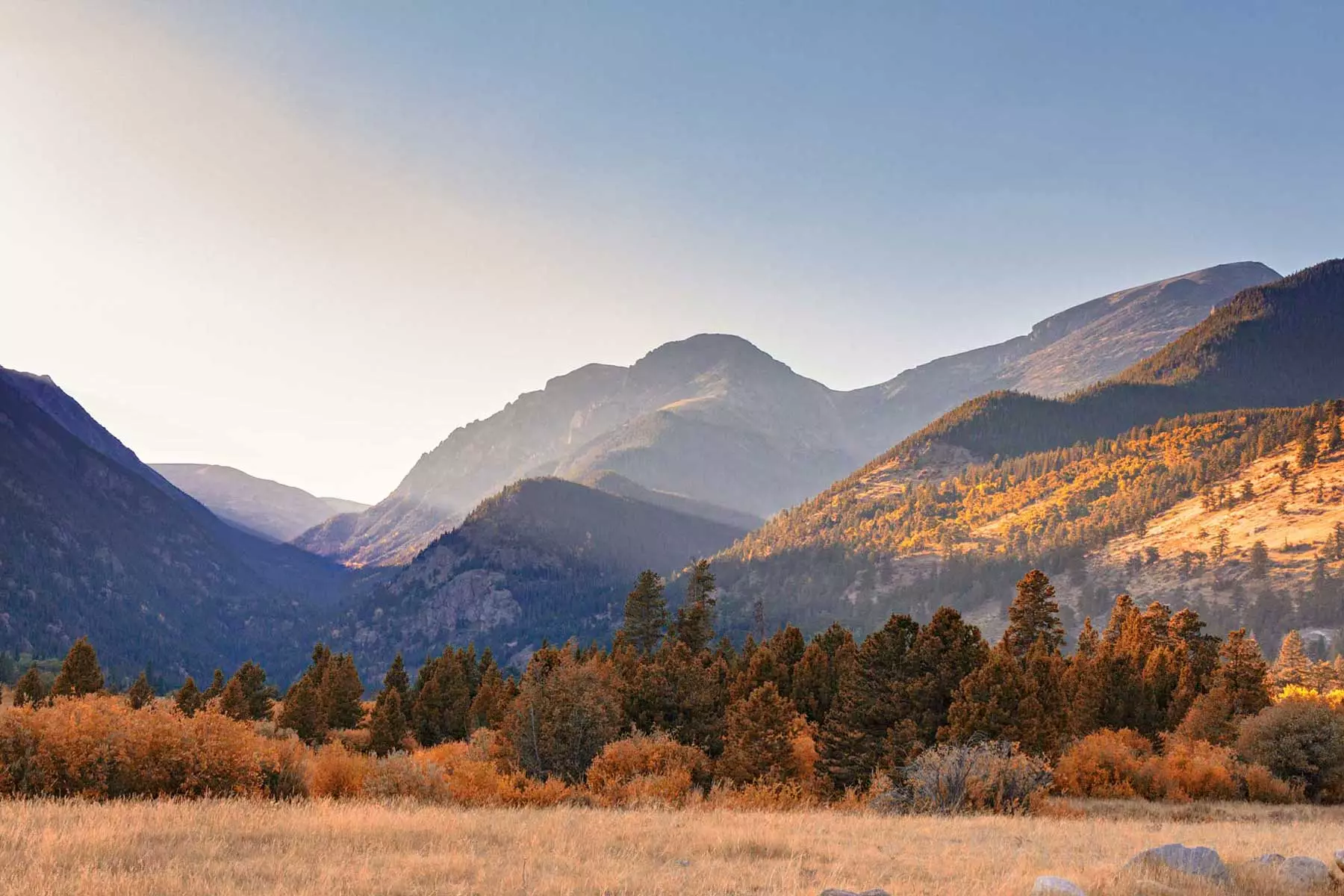 Vista panorâmica das Montanhas Rochosas no Colorado com um brilho quente