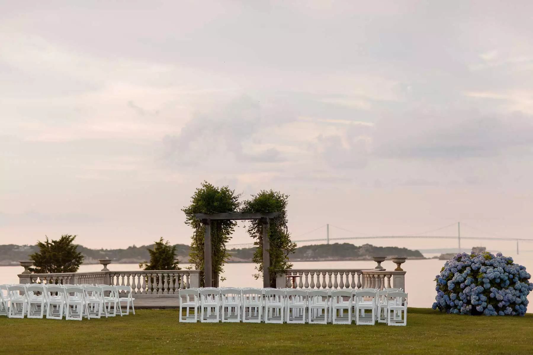 Local da cerimônia de casamento com vista para o oceano e a ponte de Newport