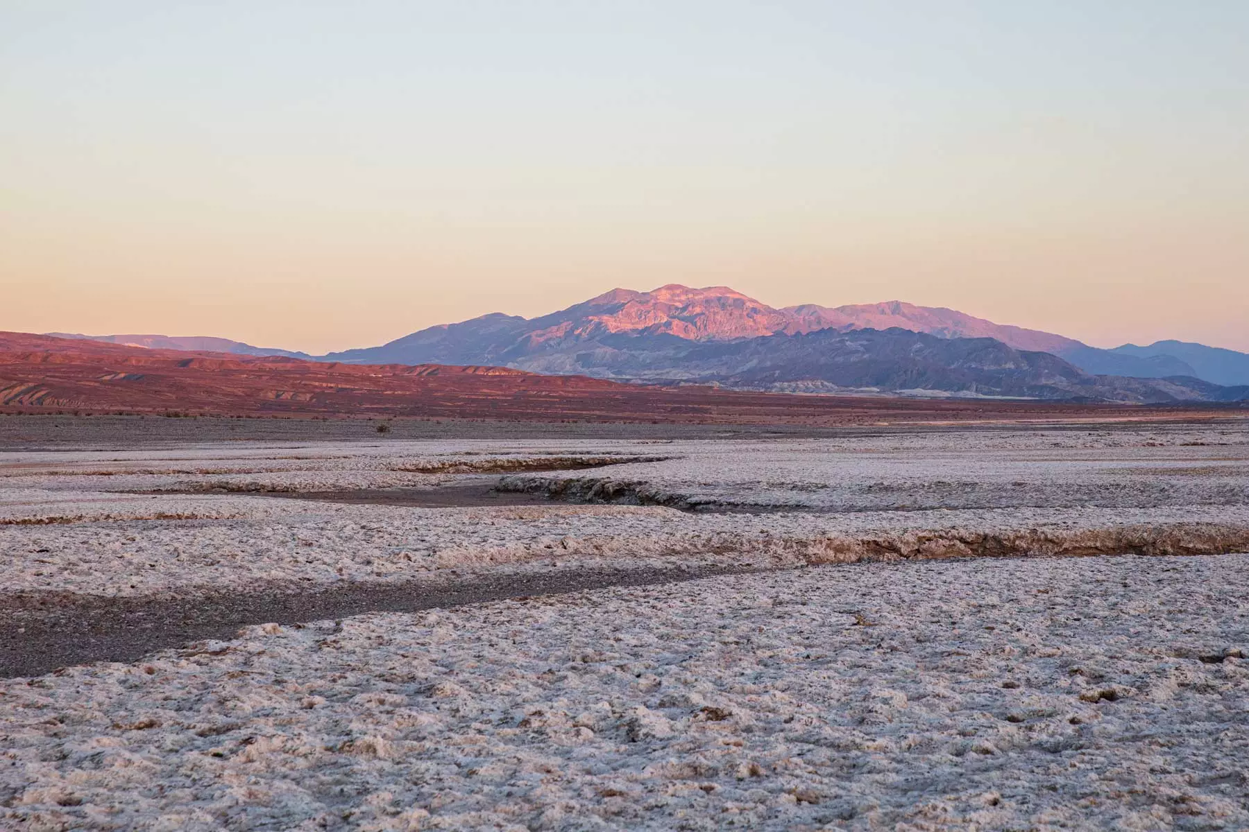 Moody Panorama of Death Valley Salt Basin di twligh rojavabûna hewayê ya moody