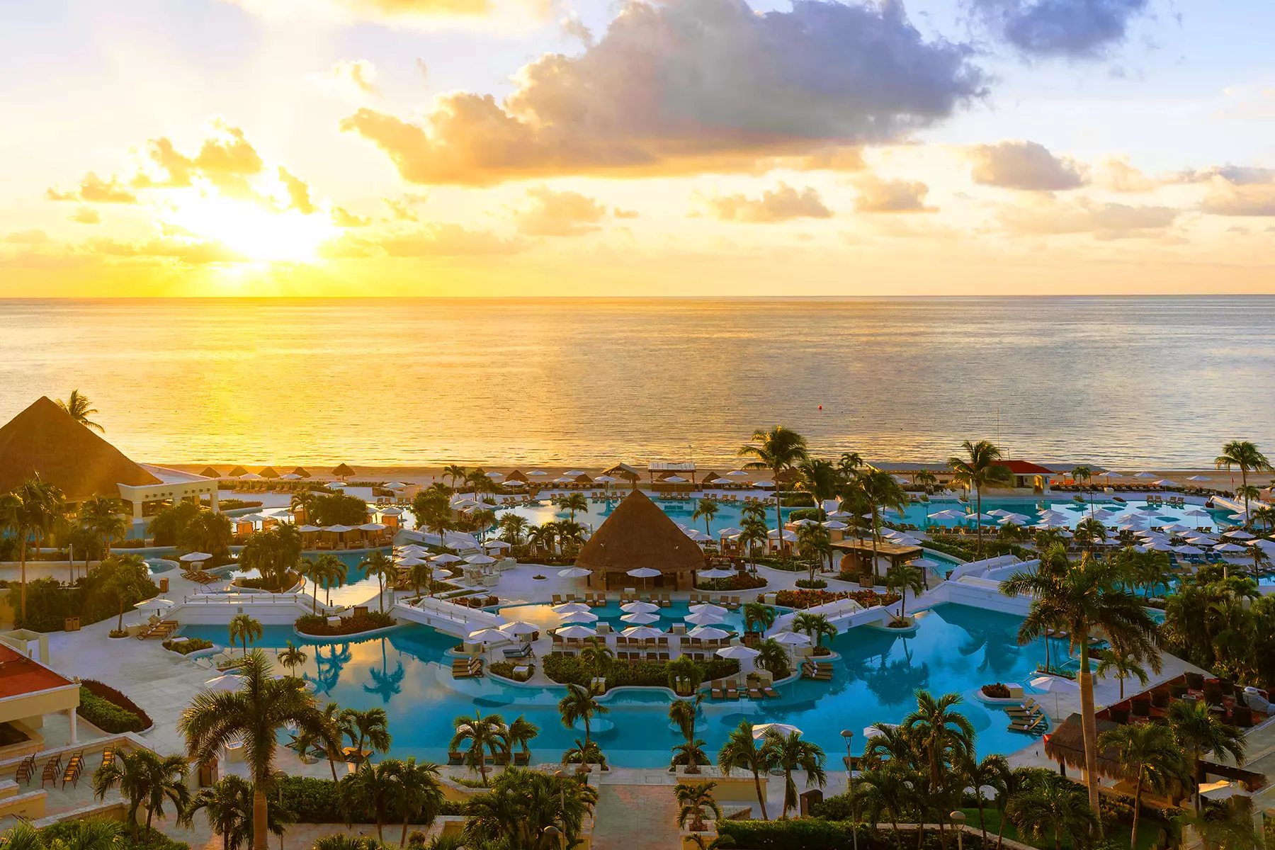 Aerfoto de la naĝejoj ĉe Moon Palace Cancun