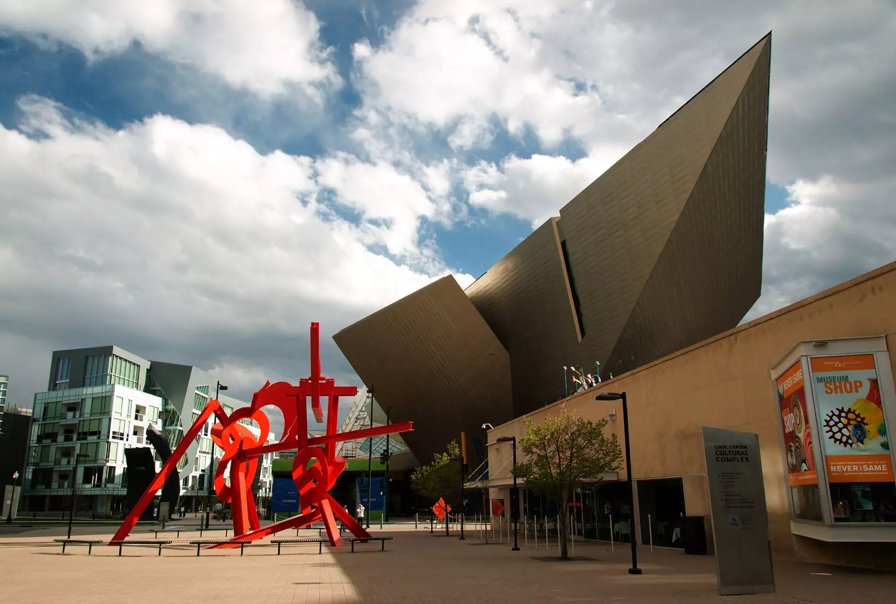 Vedere exterioară a clădirii Frederic C. Hamilton, parte a Muzeului de Artă din Denver.