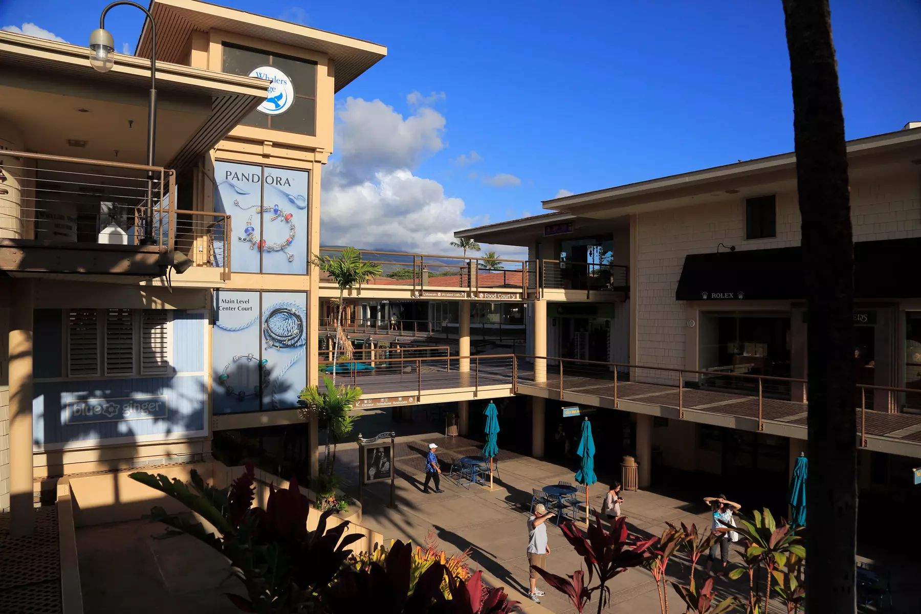 Whalers Village o complexo de compras e restaurantes em Kaanapali Beach.