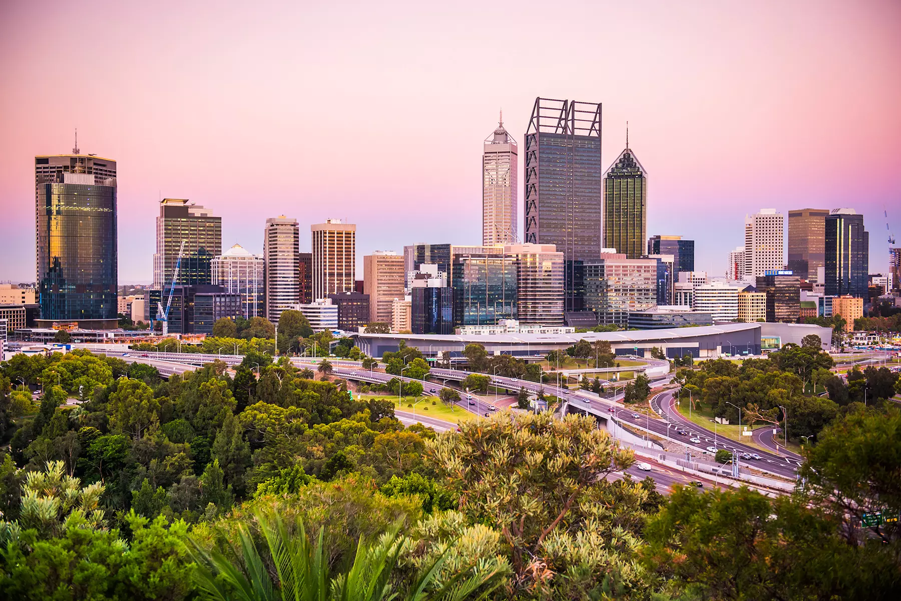 Gebladerte en wegen in de buurt van hoogbouw, Perth, West-Australië, Australië