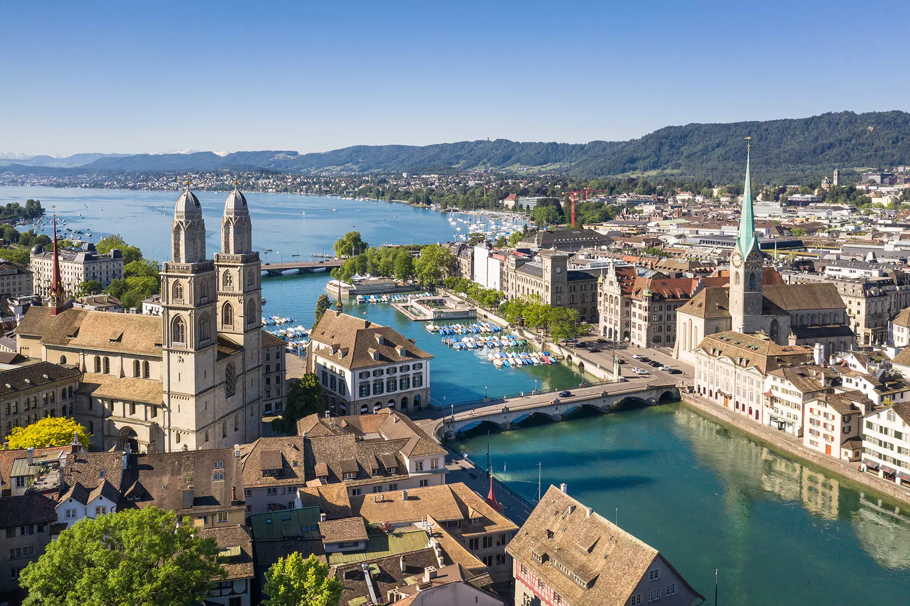 Zürich Alstad vum Limmat Floss op engem sonnegen Summerdag an der Schwäiz gréisste Stad