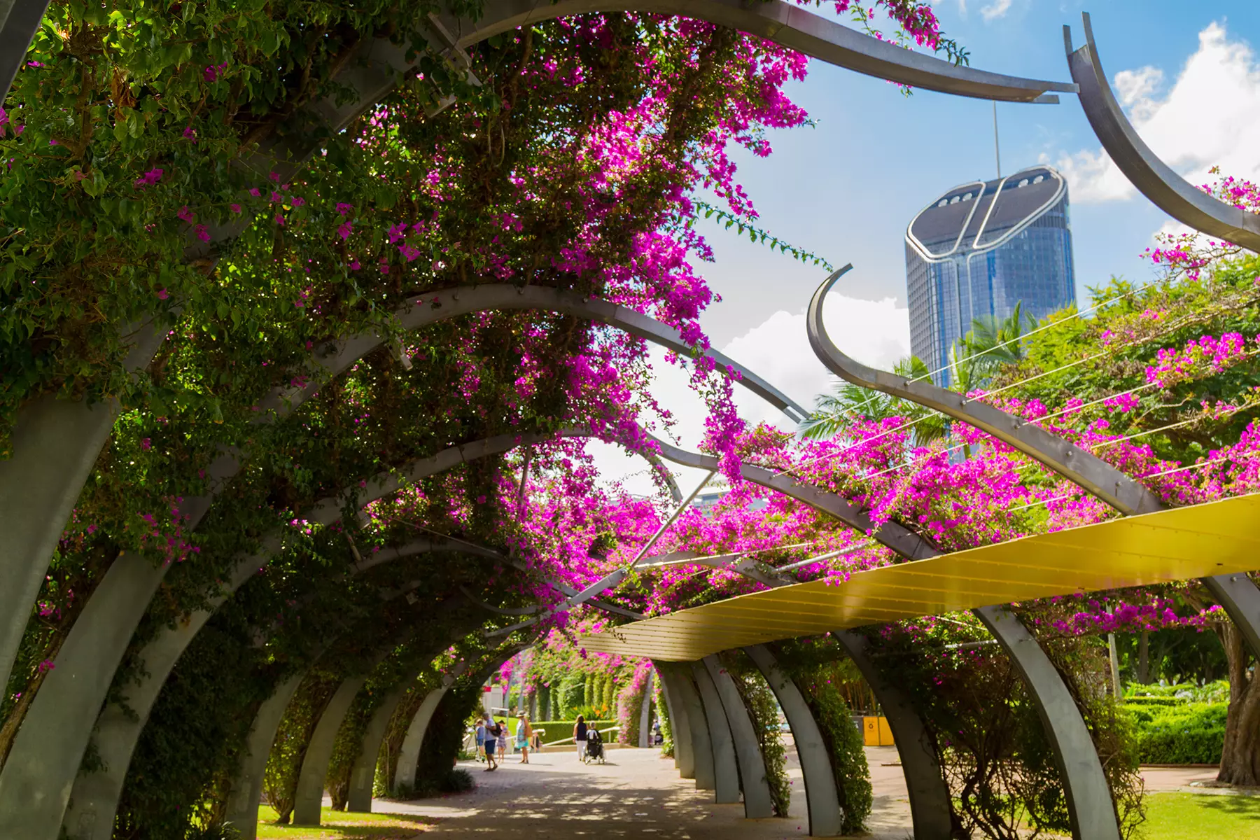 နေသာပြာသောနေ့နှင့်အတူ Brisbane Skyline မြင်ကွင်းကျယ်၊ Queensland၊ သြစတြေးလျ။