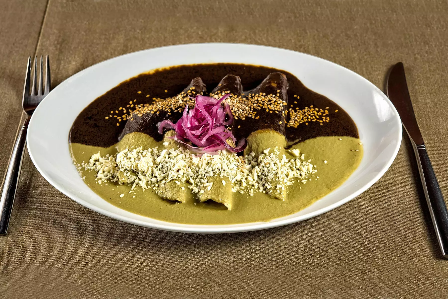 Enchiladas duck miaraka amin'ny mole maitso Michoacan sy mole mainty Oaxaca avy any Los Danzantes