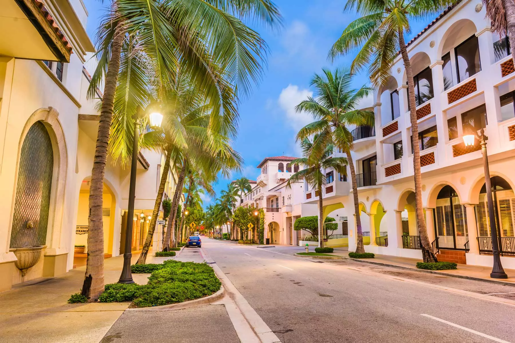 Werth Ave yn y cyfnos yn Palm Beach, Florida