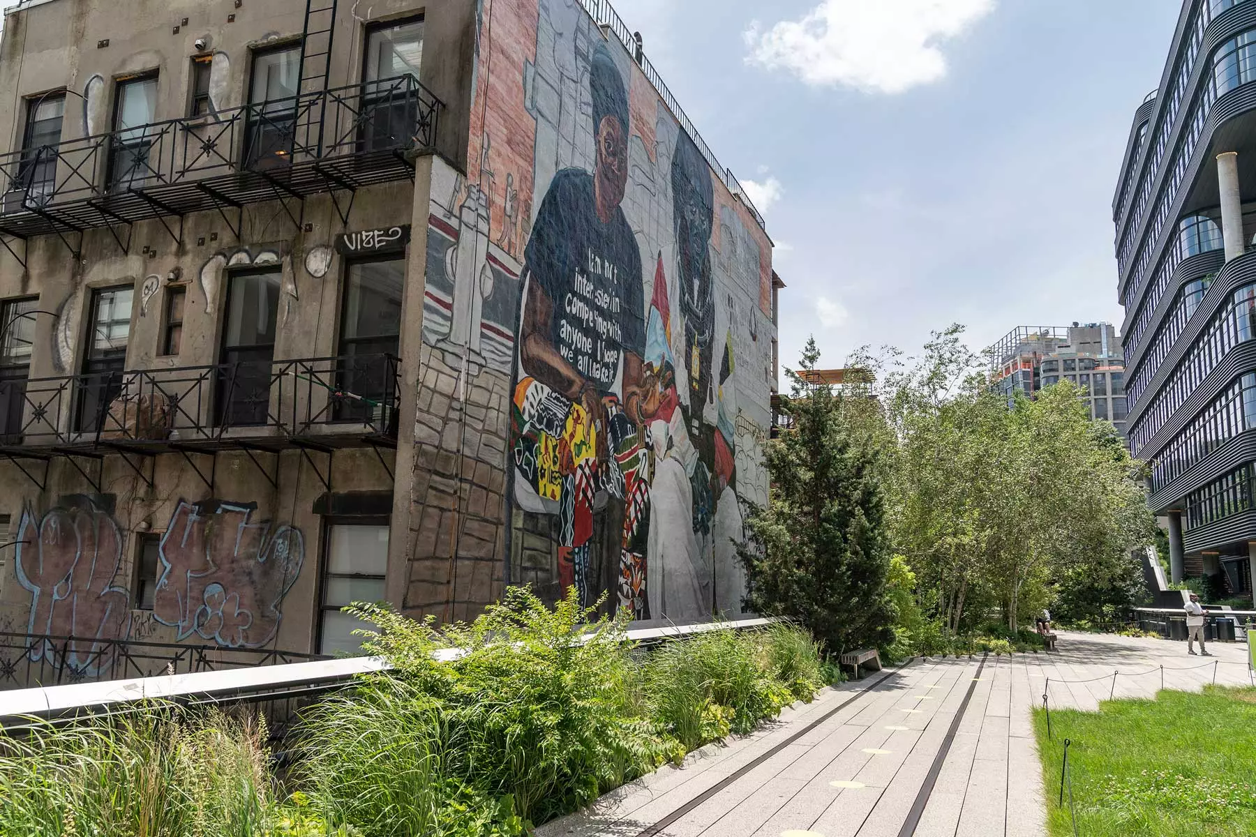 Parque de alta linha de Nova York com edifícios da cidade