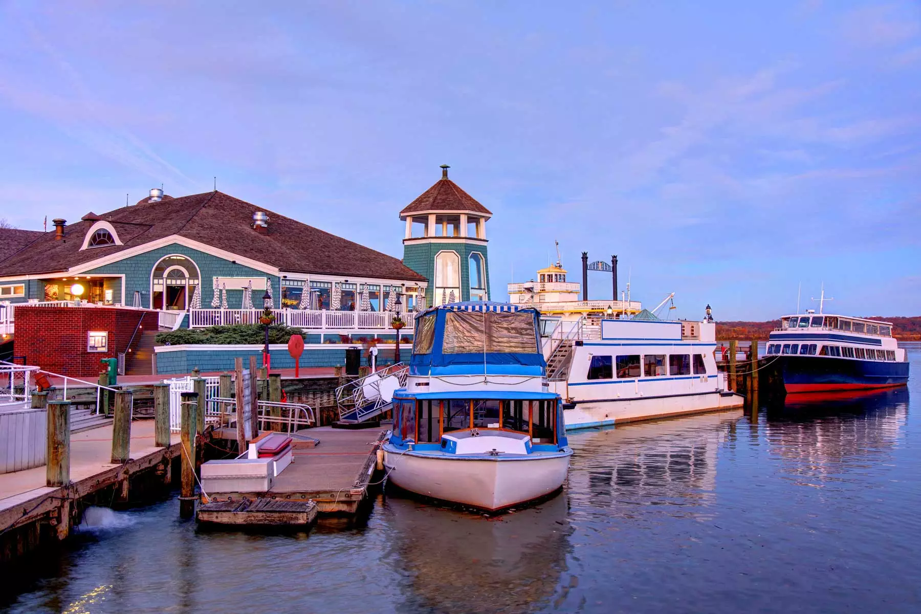 Pier cychod ar fachlud haul yn Alexandria, Virginia