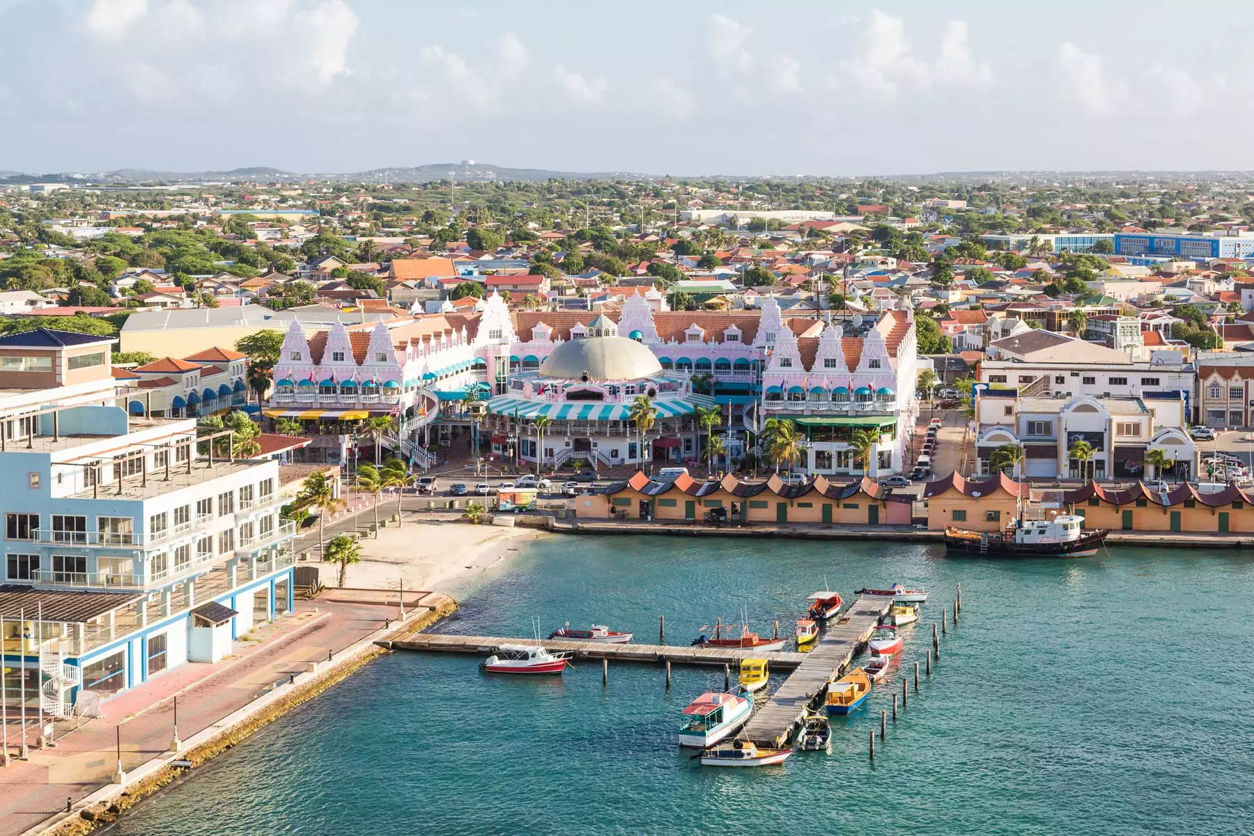 Edifícios coloridos em Oranjestad, na ilha de Aruba