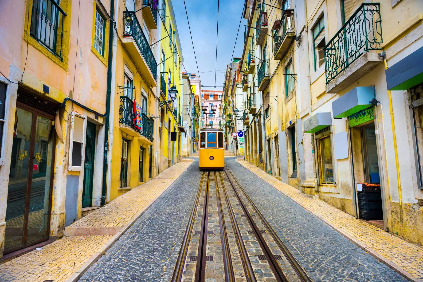 Lisbon, Portugal karaan nga dalan sa lungsod nga adunay tram