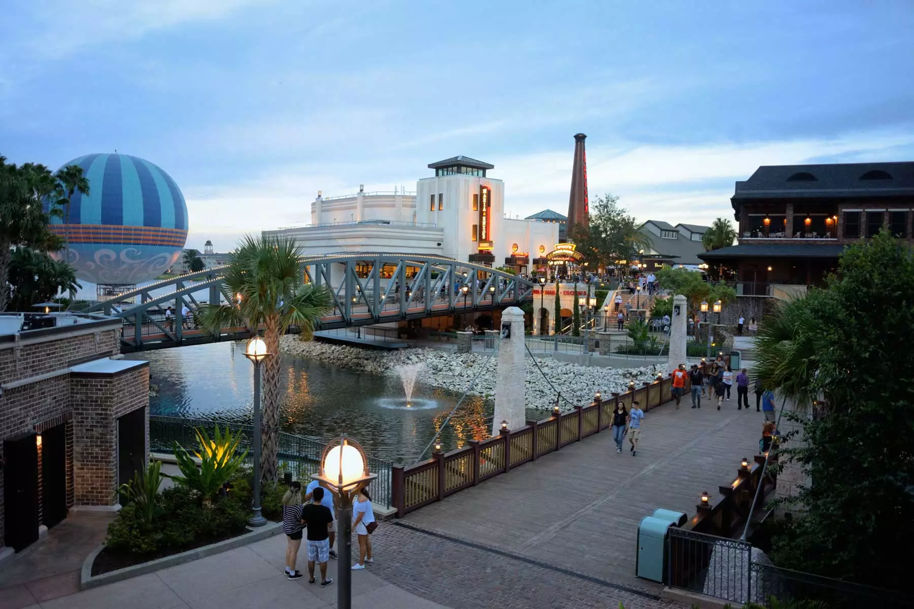 Baeti le bahahlauli ba natefeloa ke libaka tsa mabenkele le lireschorente tsa Disney Springs Orlando, Florida.