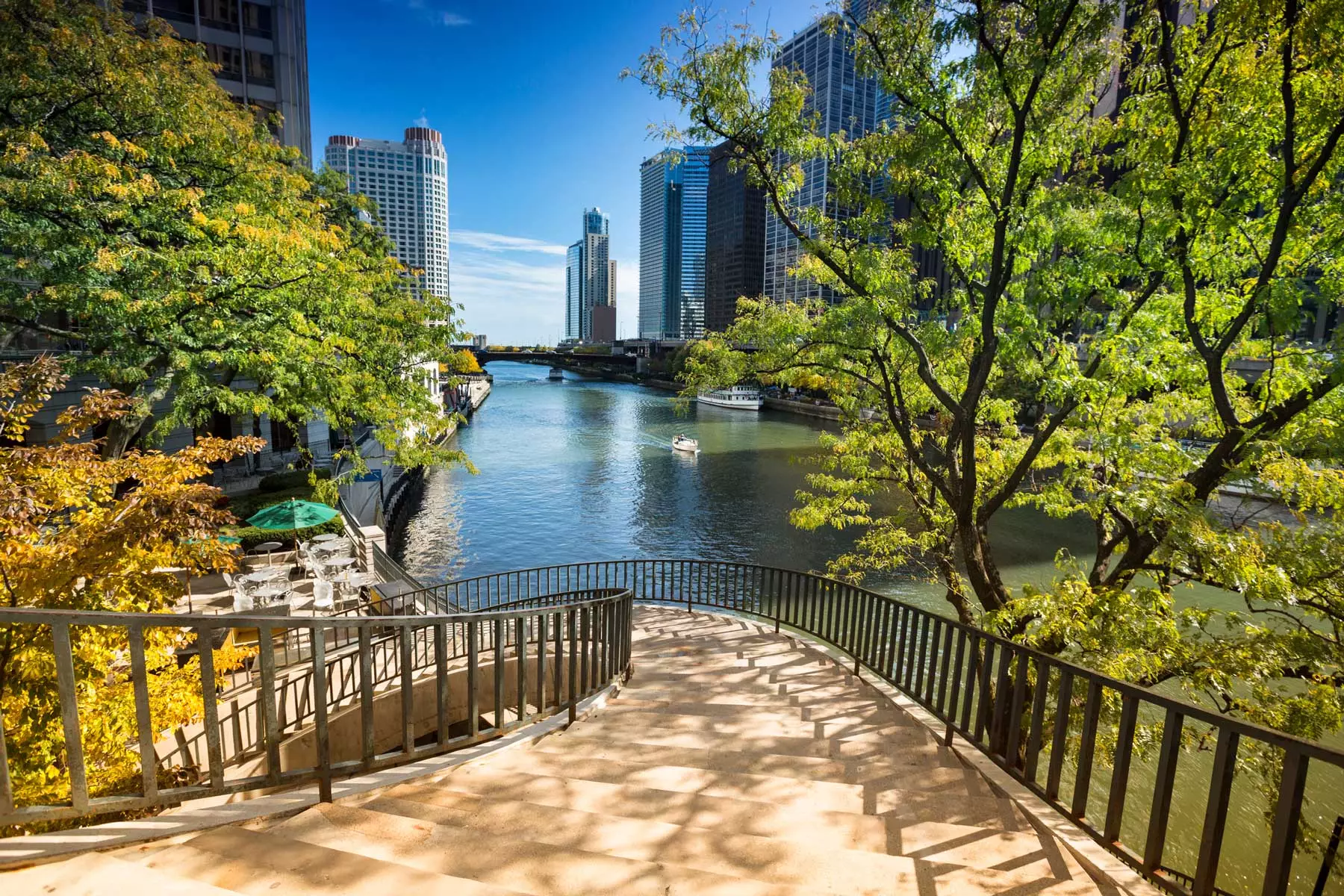 Grisiau yn troelli i lawr tuag at y seddi ar lan yr afon yn Chicago, Illinois