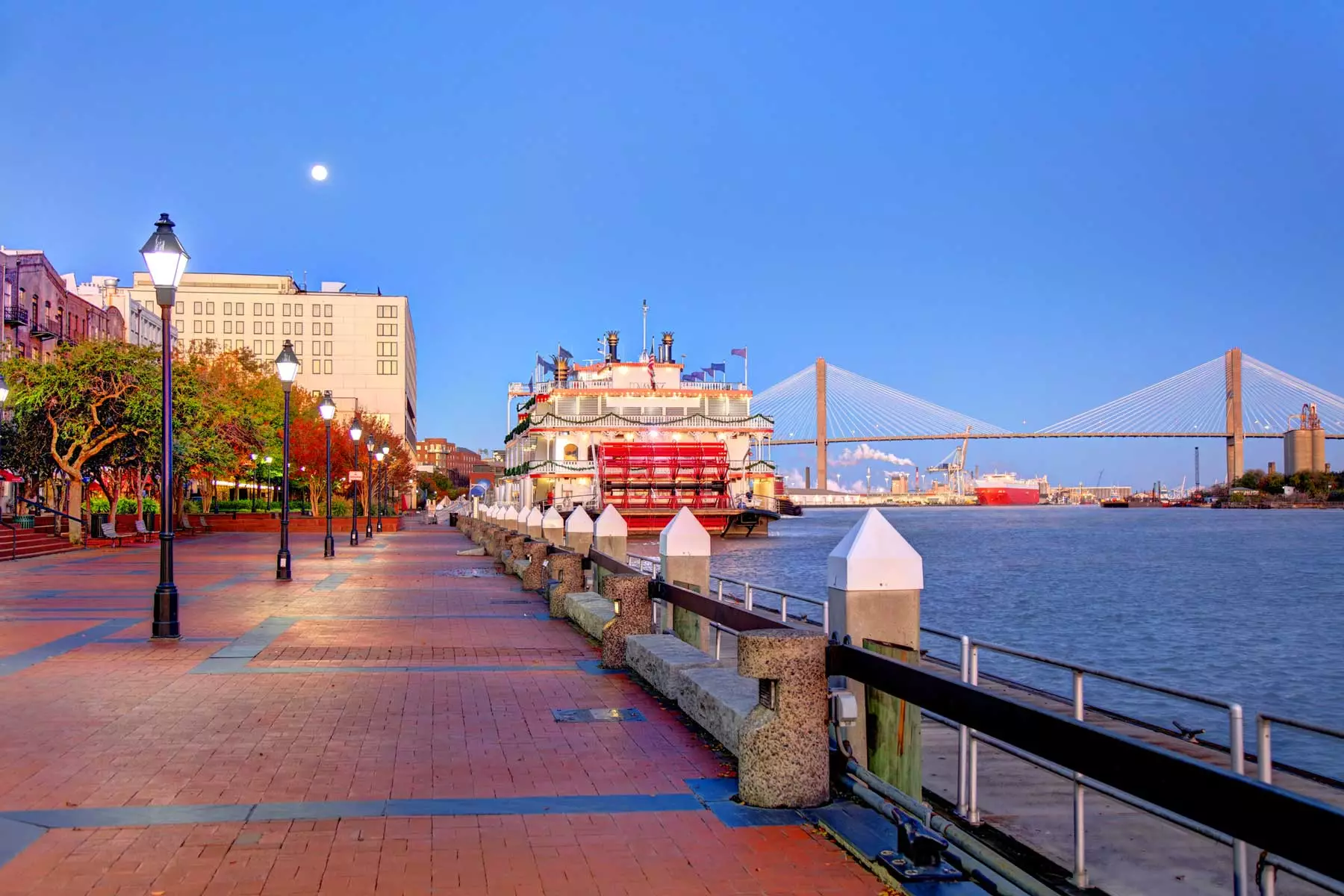 Beira-mar em Savannah, Geórgia ao entardecer