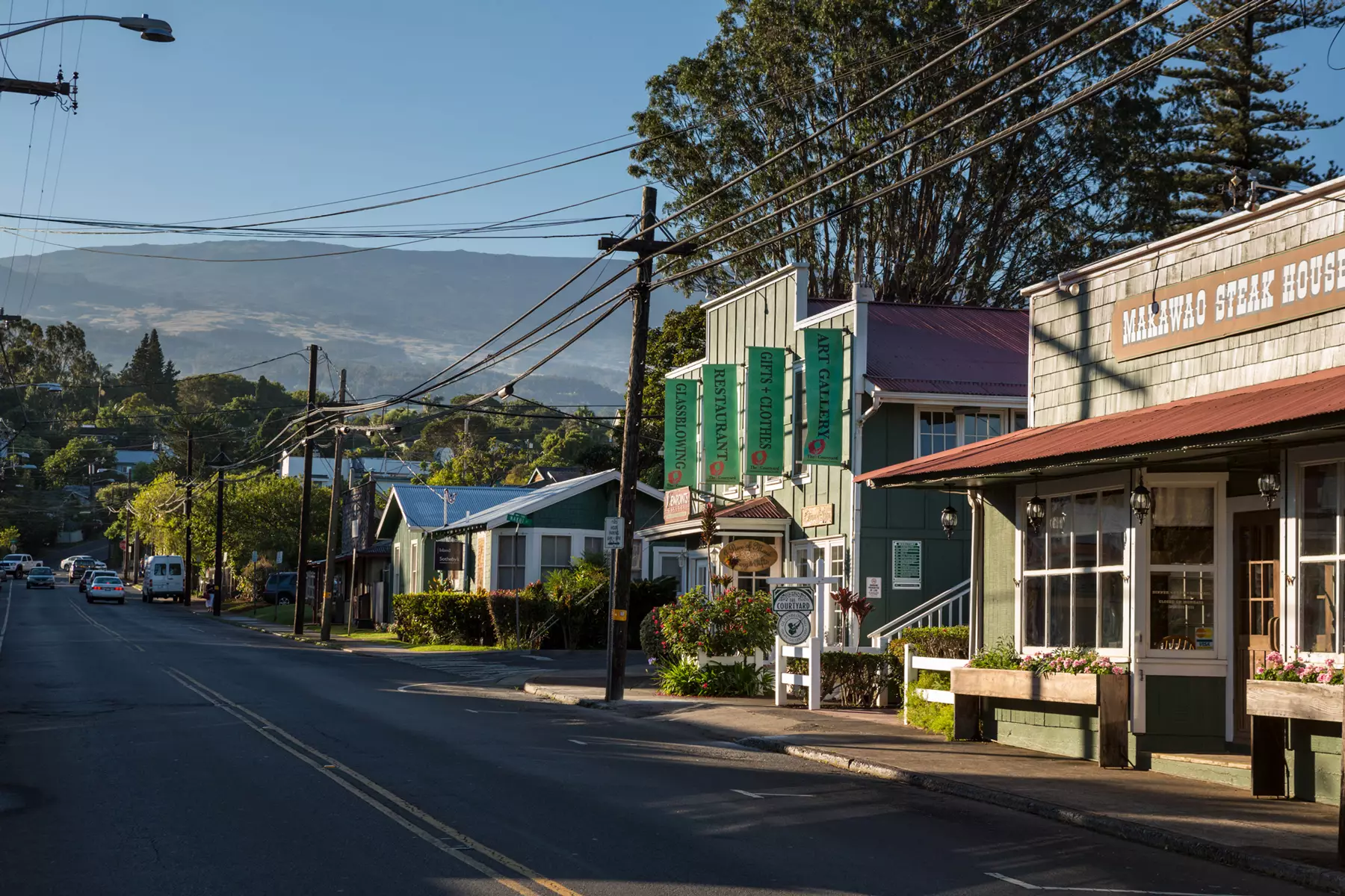 မနက်ခင်း နေရောင်က Upcountry Maui ရှိ Makawao စားသောက်ဆိုင်မှာ