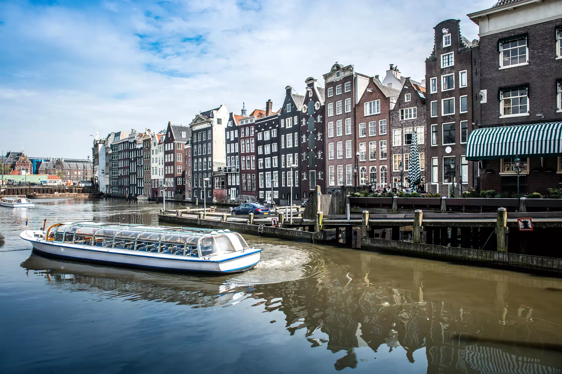 Ang mga Yate Ug Pier Sa Amstel River Sa Amsterdam, Netherlands