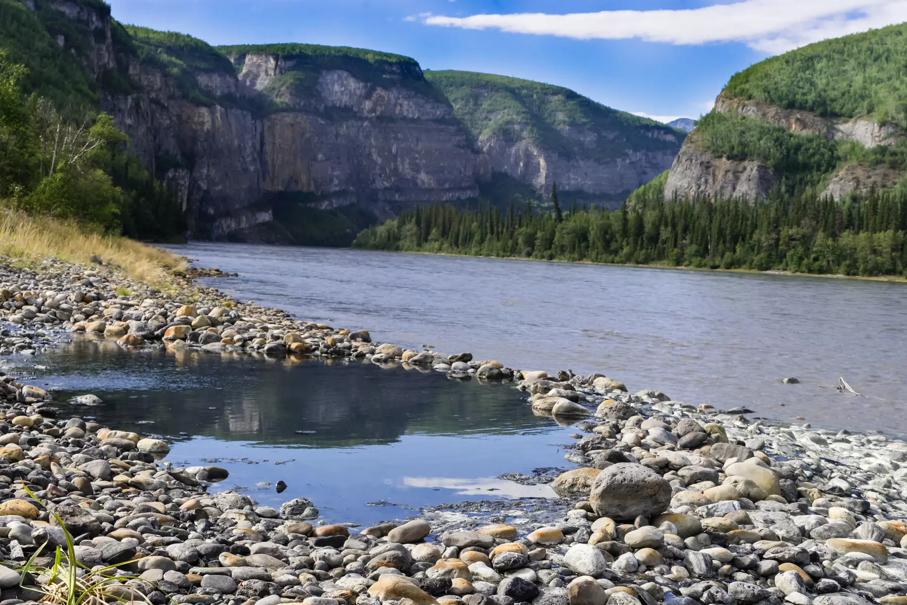 Kraus Hot Springs pool, South Nahanni River, Nahanni National Park Reserve, Territorji tal-Majjistral, il-Kanada