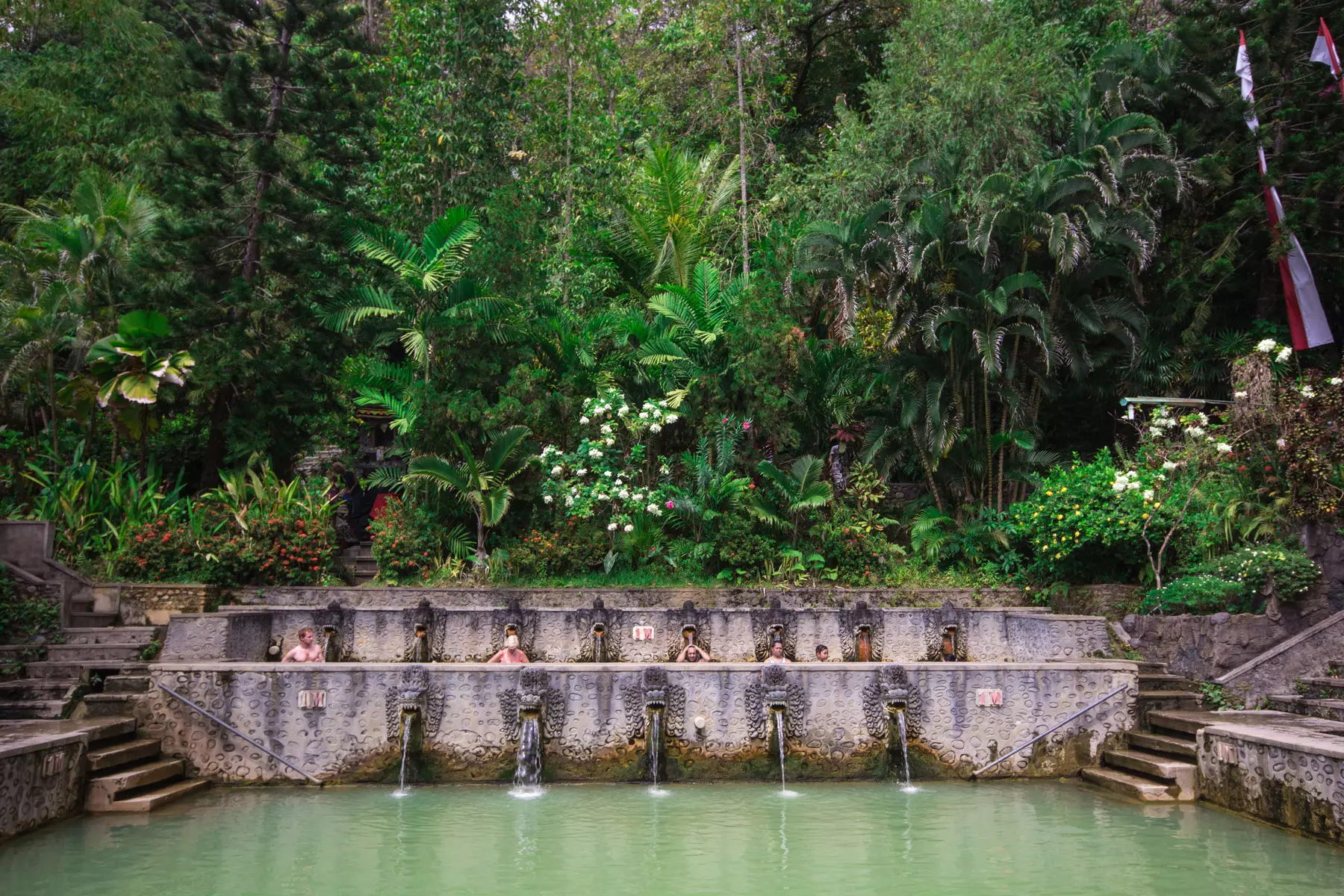 As pessoas tomam banho nas termas termais de Banjar Tega. Bali, Indonésia.