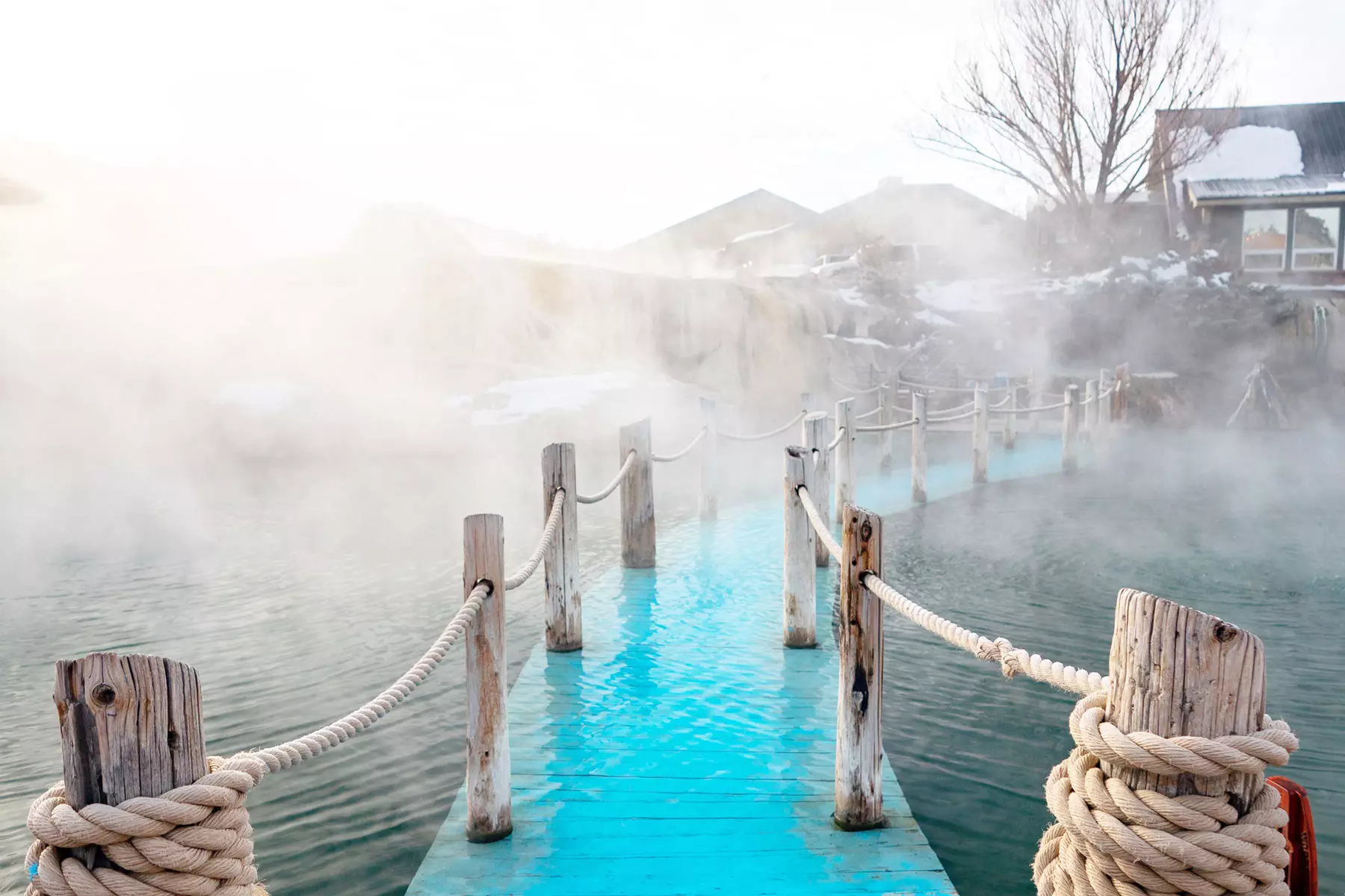 Ponte de água pelas fontes termais no Springs Resort and Spa no Colorado