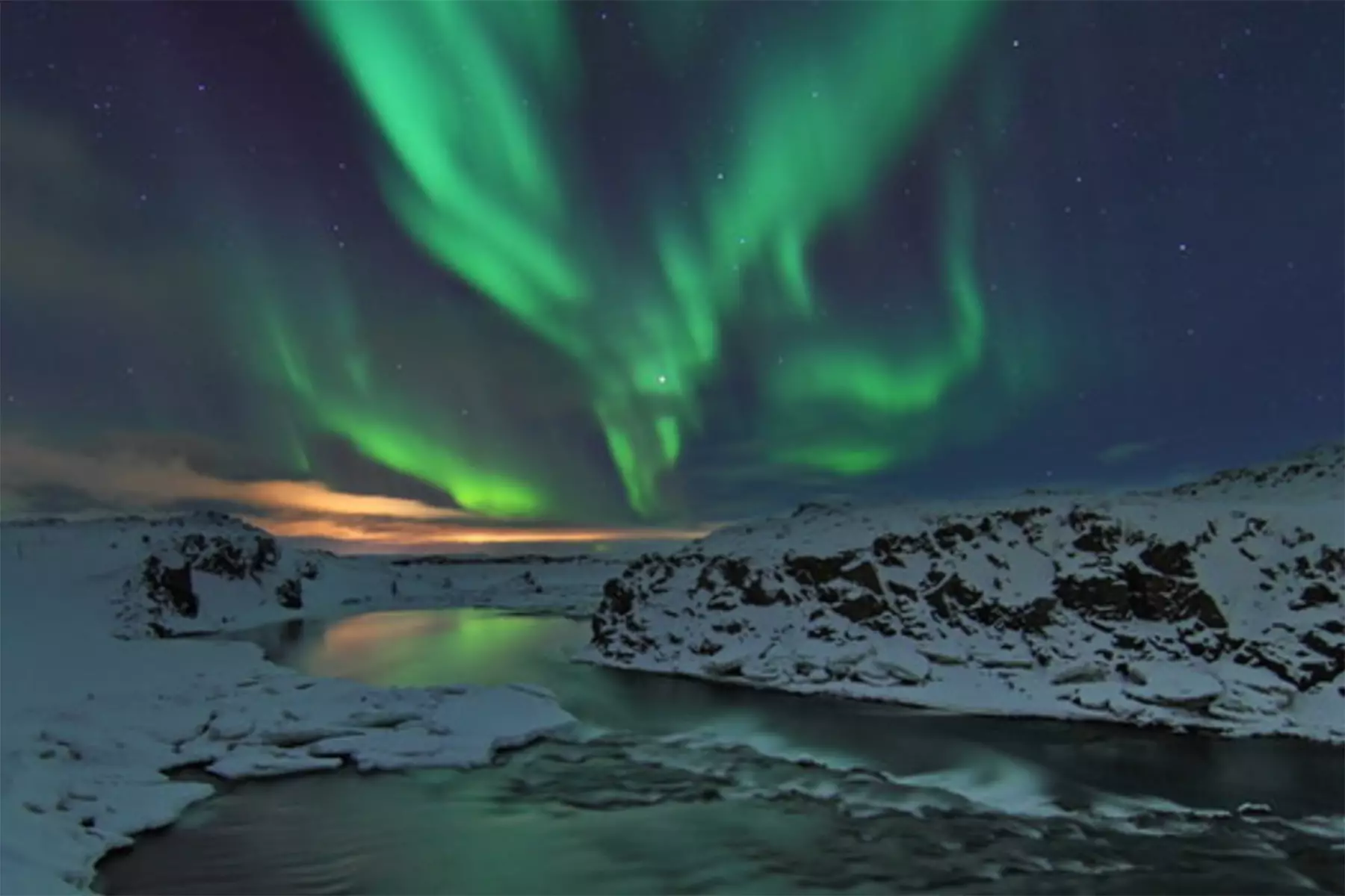 Aurora boreal sobre Islandia