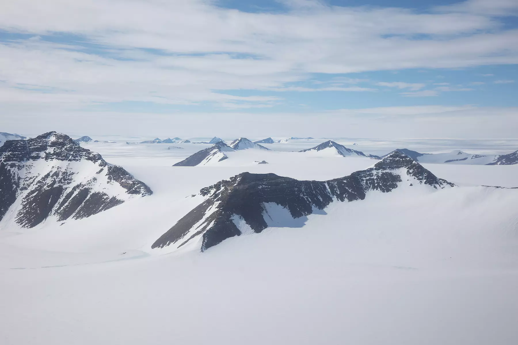 Landscape ng Greenland na may mga nagyeyelong bundok