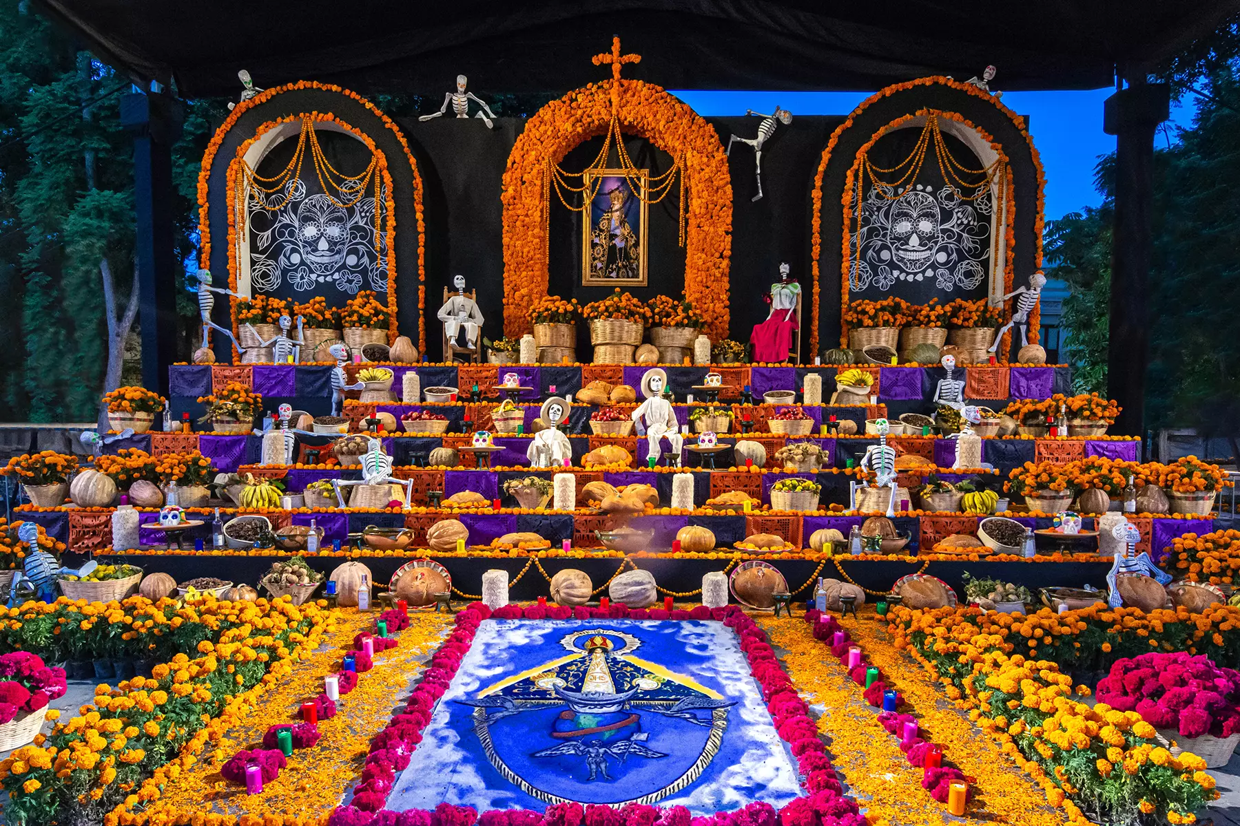 Este é un altar do Día dos Mortos nun santuario público no centro histórico da cidade de Oaxaca, México.